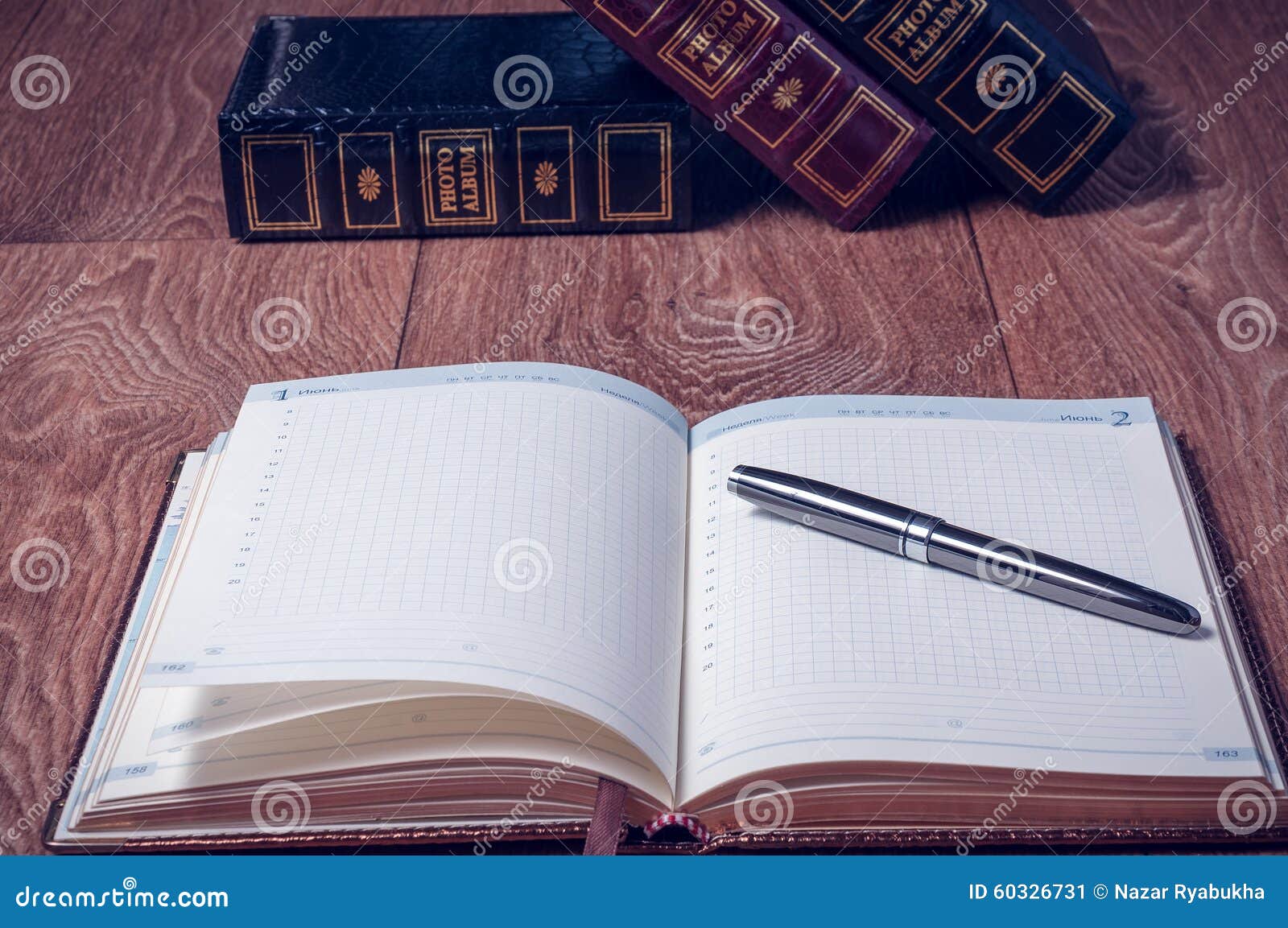 Libreta Y Pluma En La Tabla De Madera Imagen de archivo - Imagen de ...