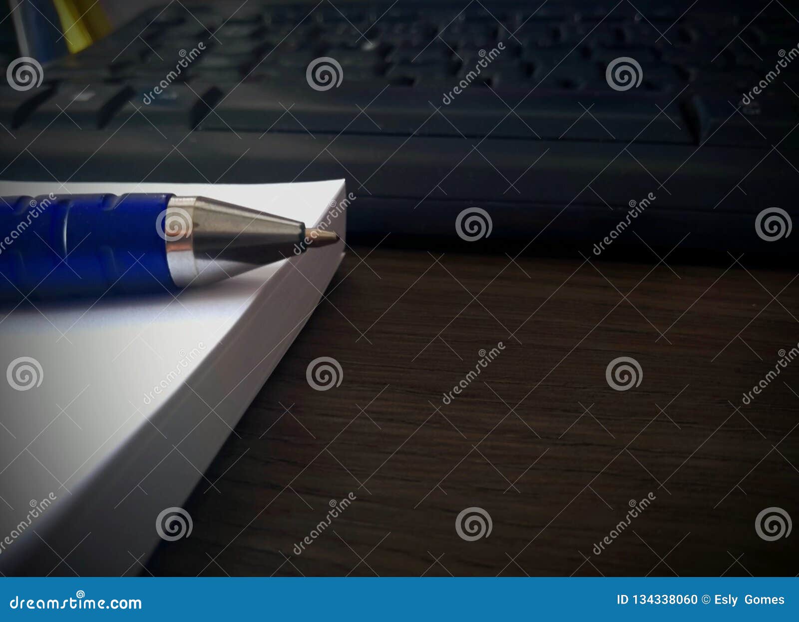 Libreta Y Pluma En Una Oficina Foto de archivo - Imagen de libreta ...