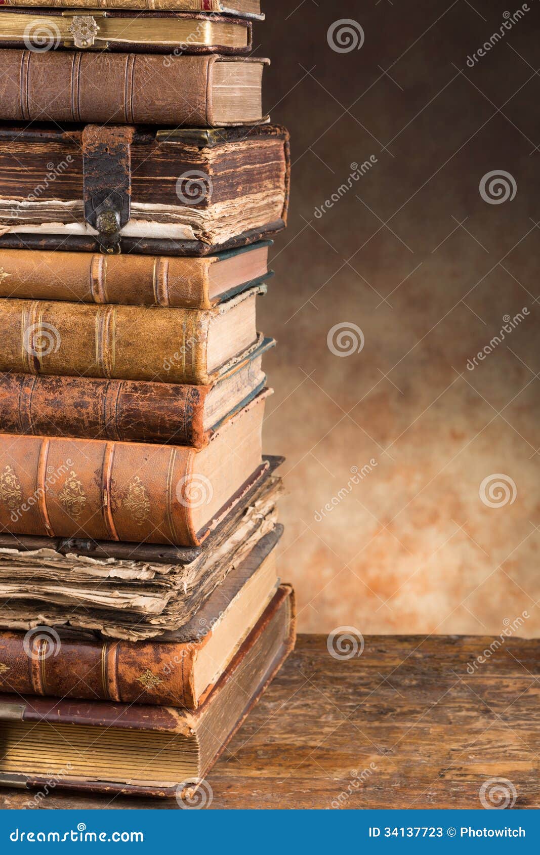 Libri Antichi Con Lo Spazio Della Copia Immagine Stock - Immagine di ...