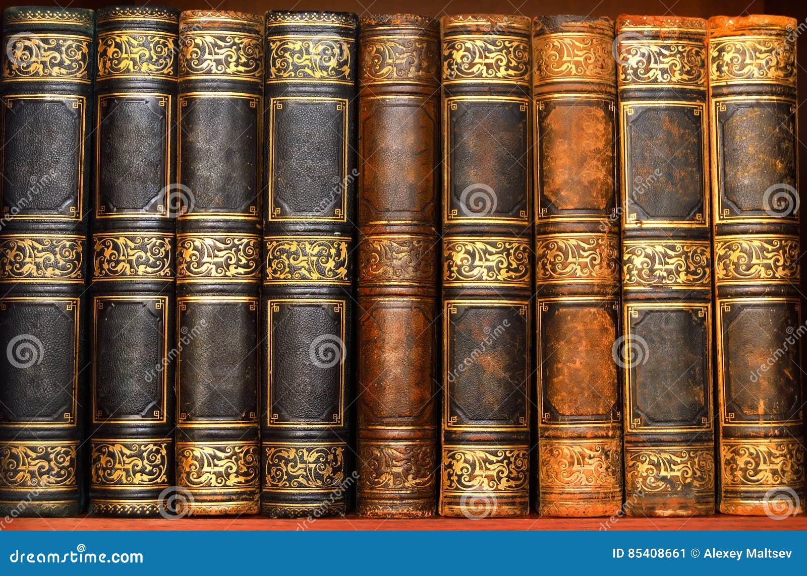 Libri Antichi in Vecchia Biblioteca Immagine Stock - Immagine di sfondo ...