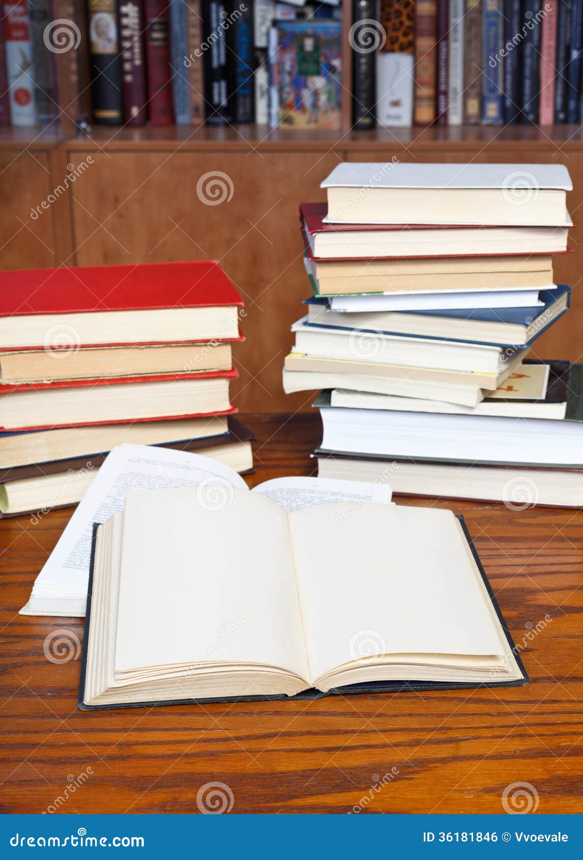 Libri Aperti Sulla Tavola Di Legno Fotografia Stock - Immagine di ...