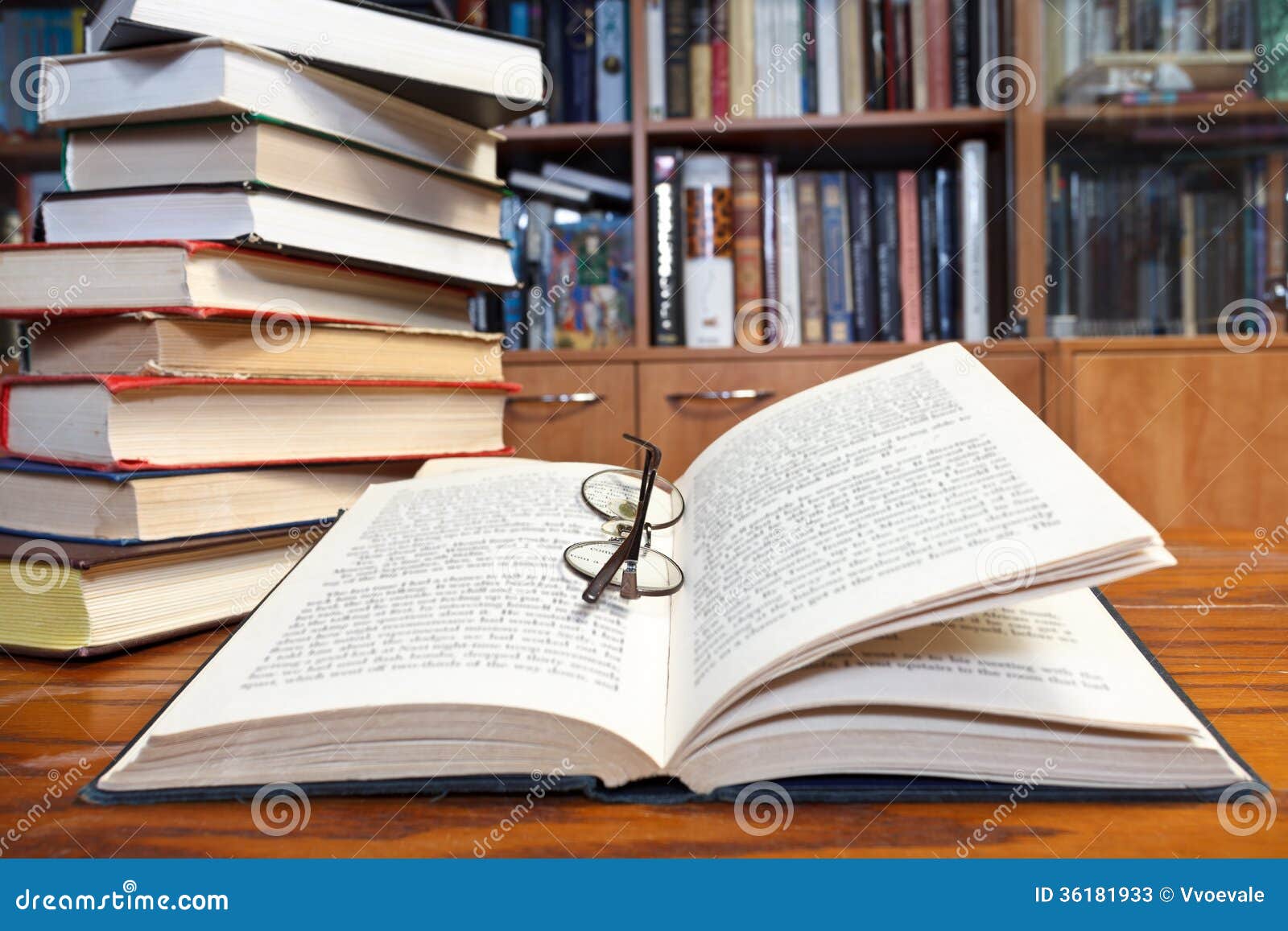 Libri Aperti Sulla Tavola Di Legno Immagine Stock - Immagine di ...