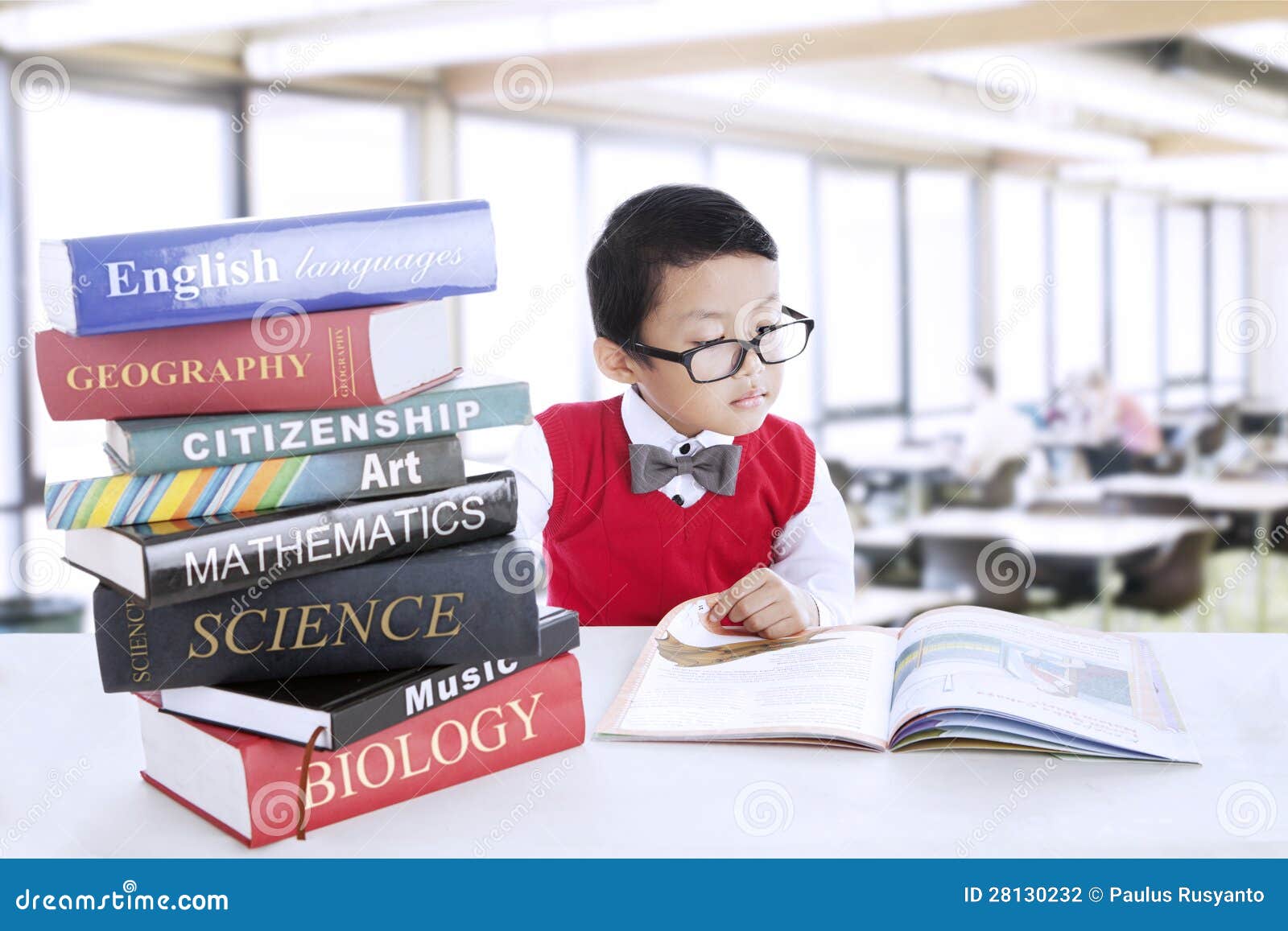 Libri Della Letteratura Di Studio Del Ragazzo Alla Libreria Fotografia ...