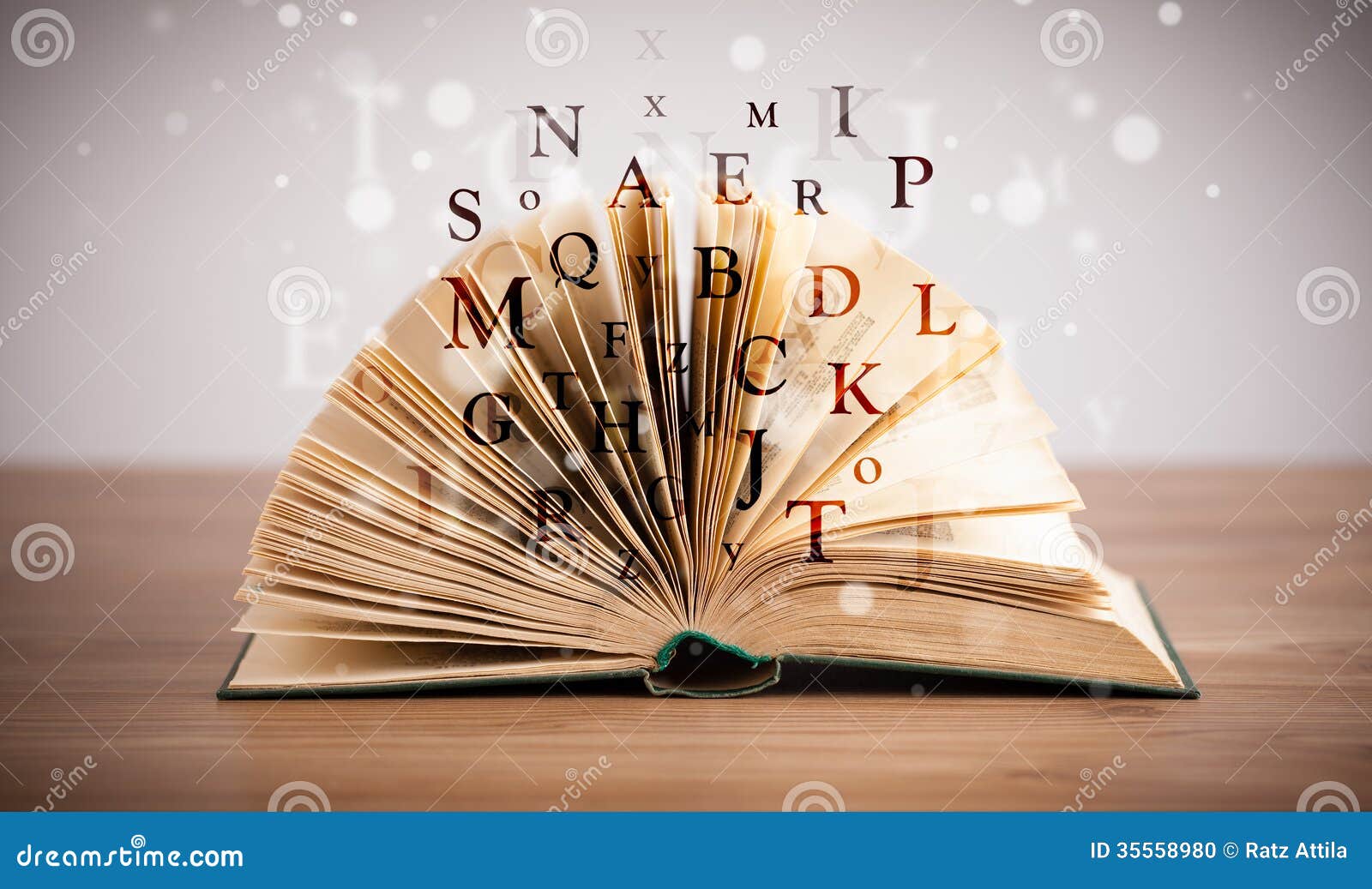 Libro Abierto Con Las Letras Del Vuelo Foto de archivo - Imagen de ...