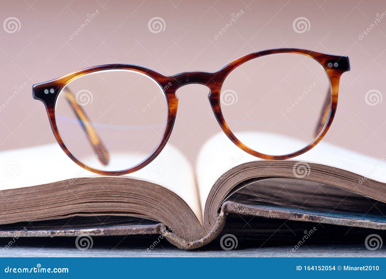 Libro Abierto Con Lentes De Lectura Foto de archivo - Imagen de ciencia ...