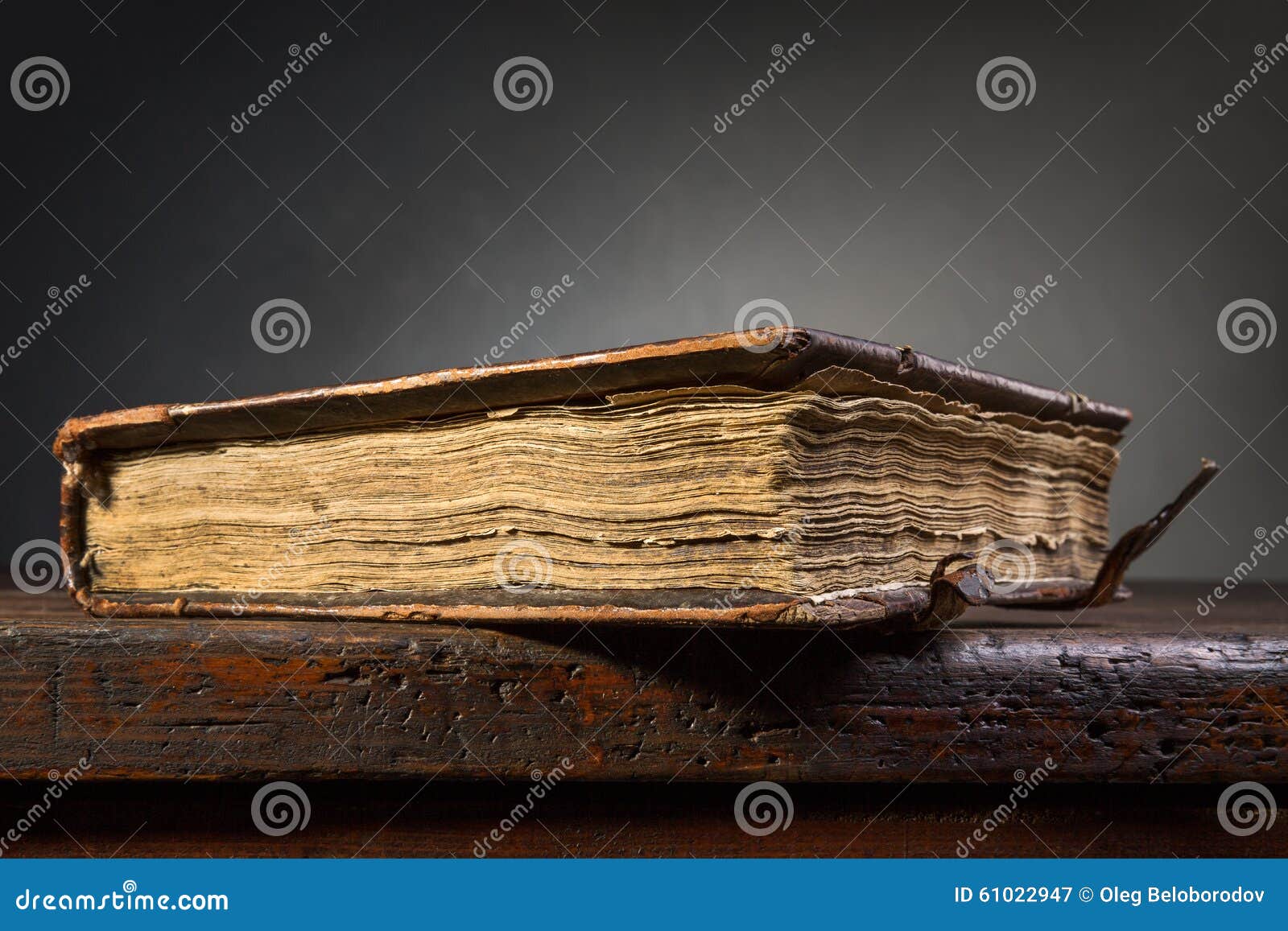 Libro Antiguo Cerrado Fotos De Stock - Descarga 2,408 Fotos Libres de ...