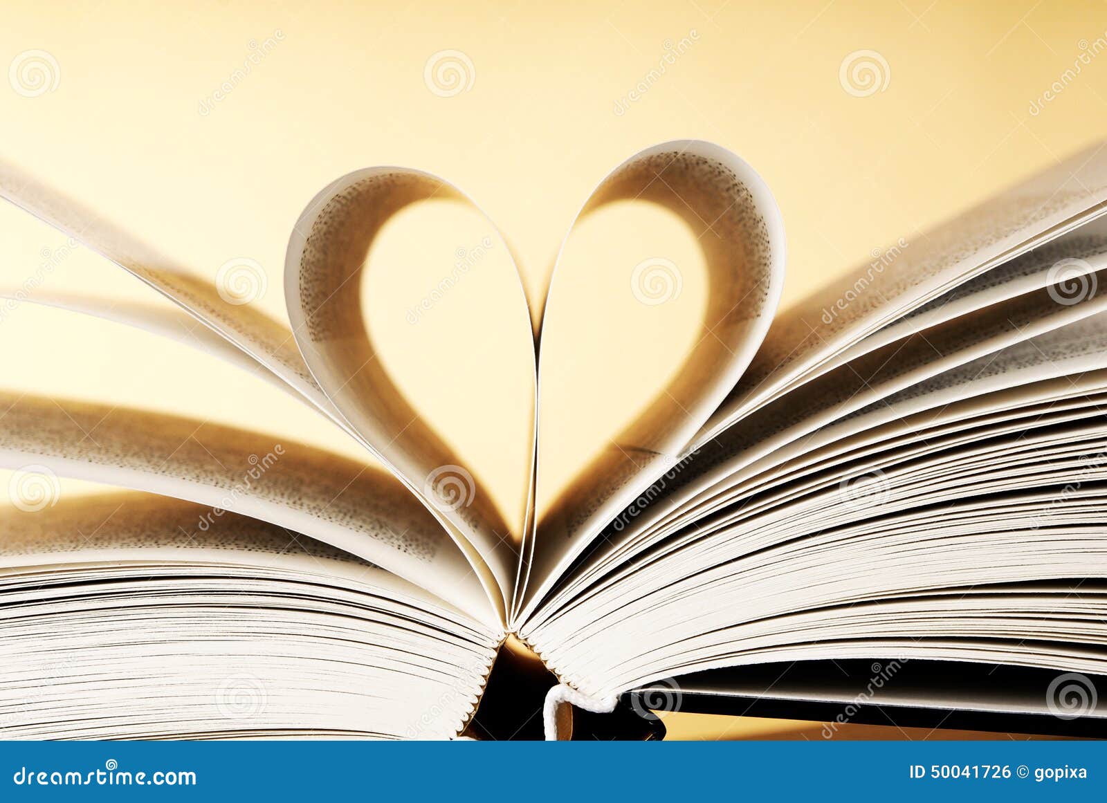 Libro con el corazón foto de archivo. Imagen de novela - 50041726