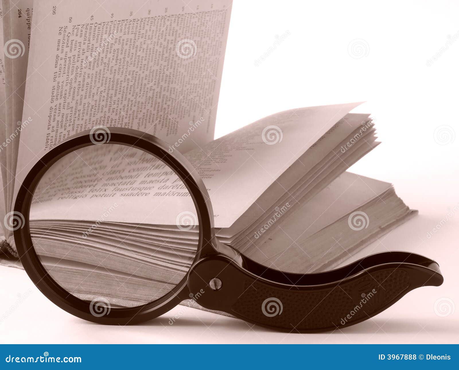 Libro con la lupa 1 foto de archivo. Imagen de cultura - 3967888