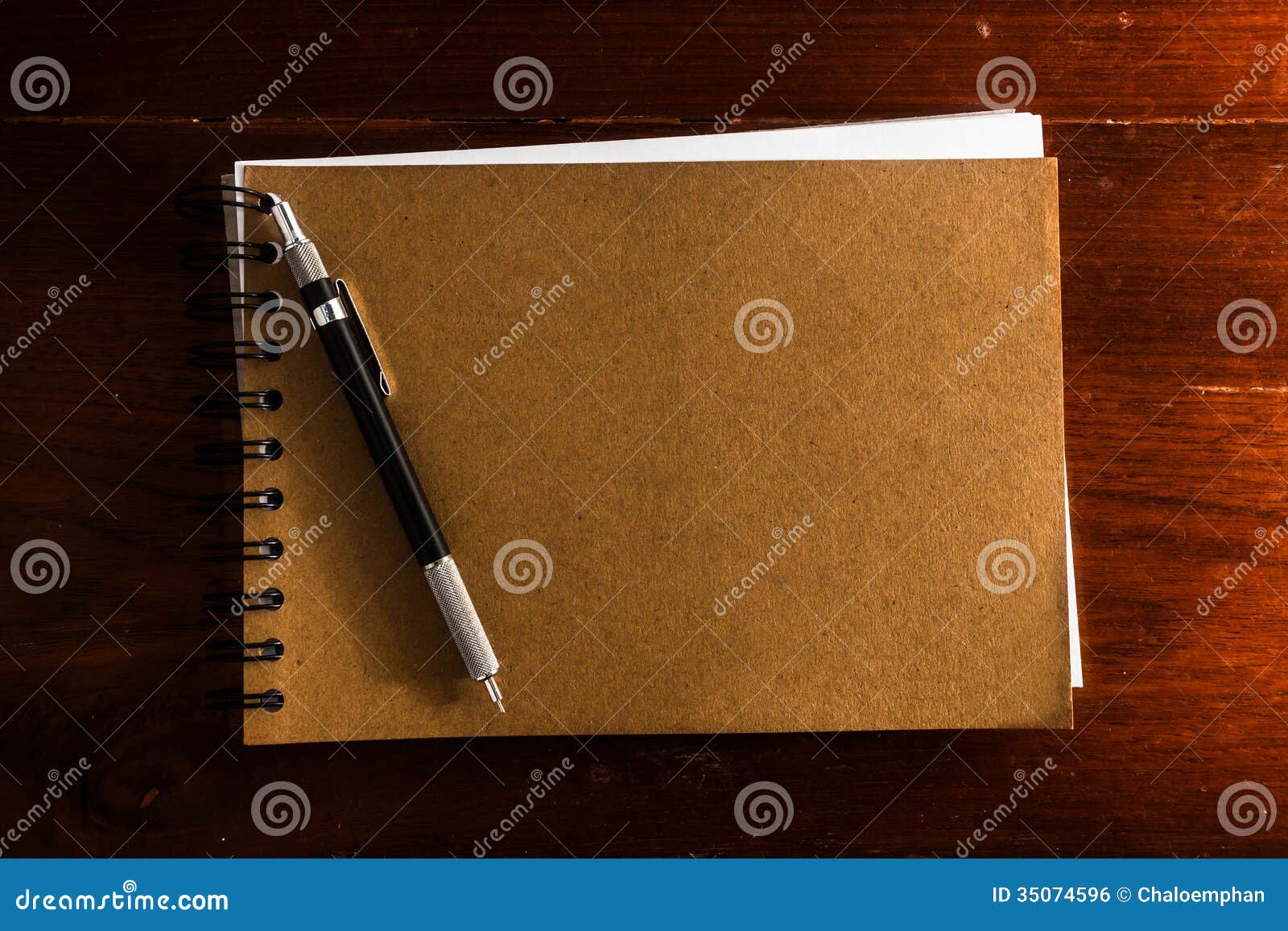Libro con la pluma foto de archivo. Imagen de carpeta - 35074596