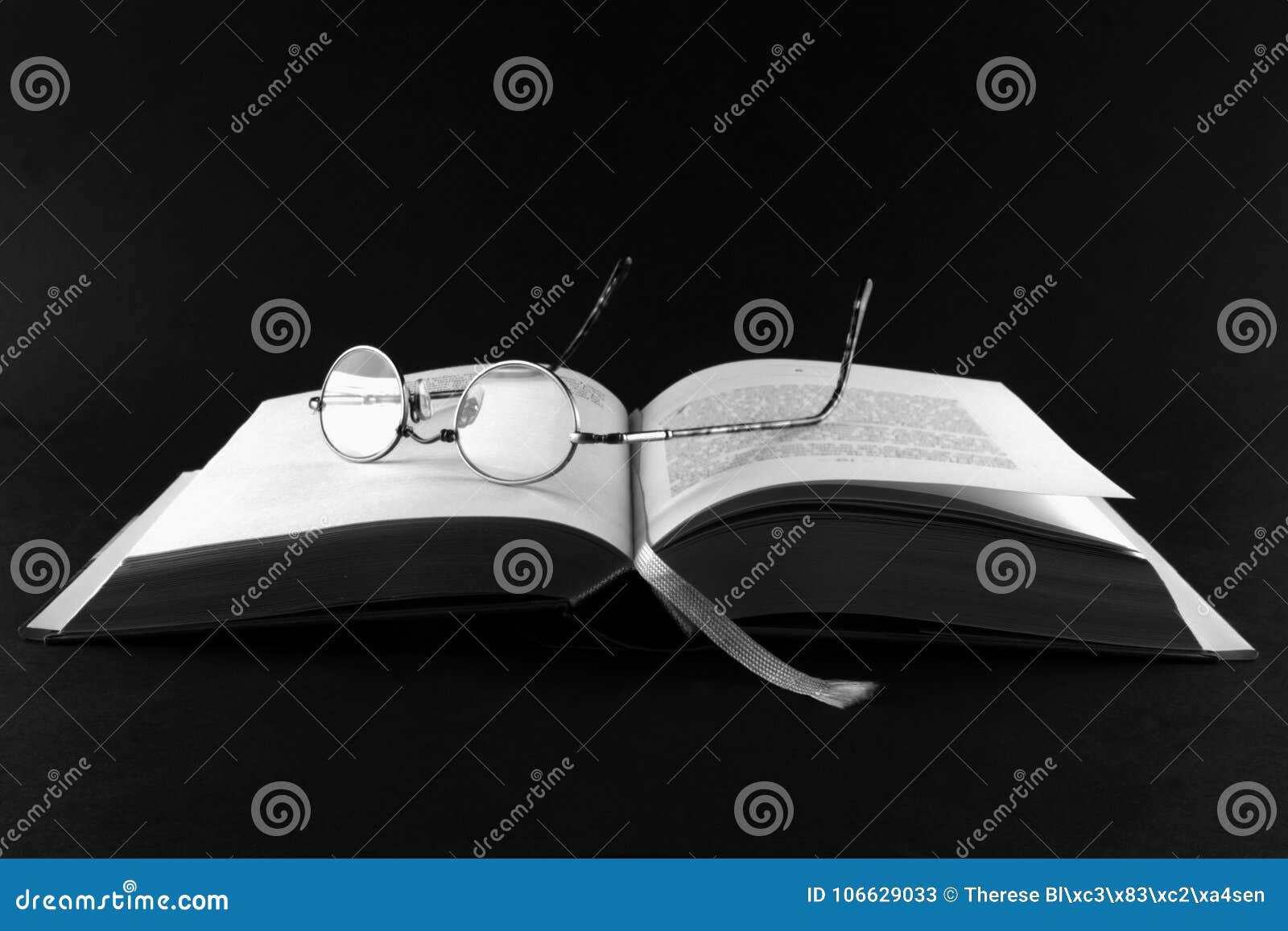 Libro con las lentes imagen de archivo. Imagen de mayor - 106629033