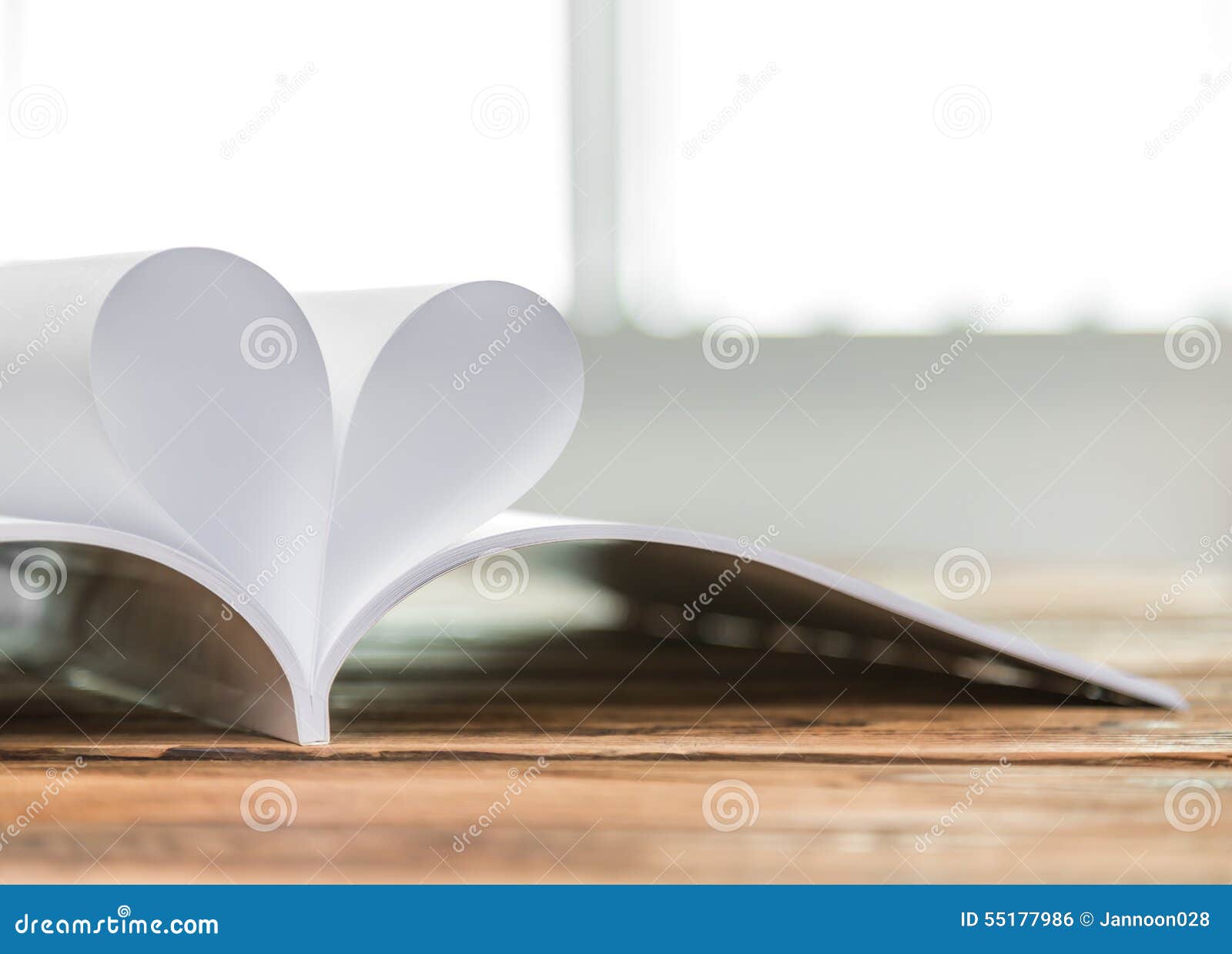 Libro Con Le Pagine Aperte Di Forma Fotografia Stock - Immagine di ...