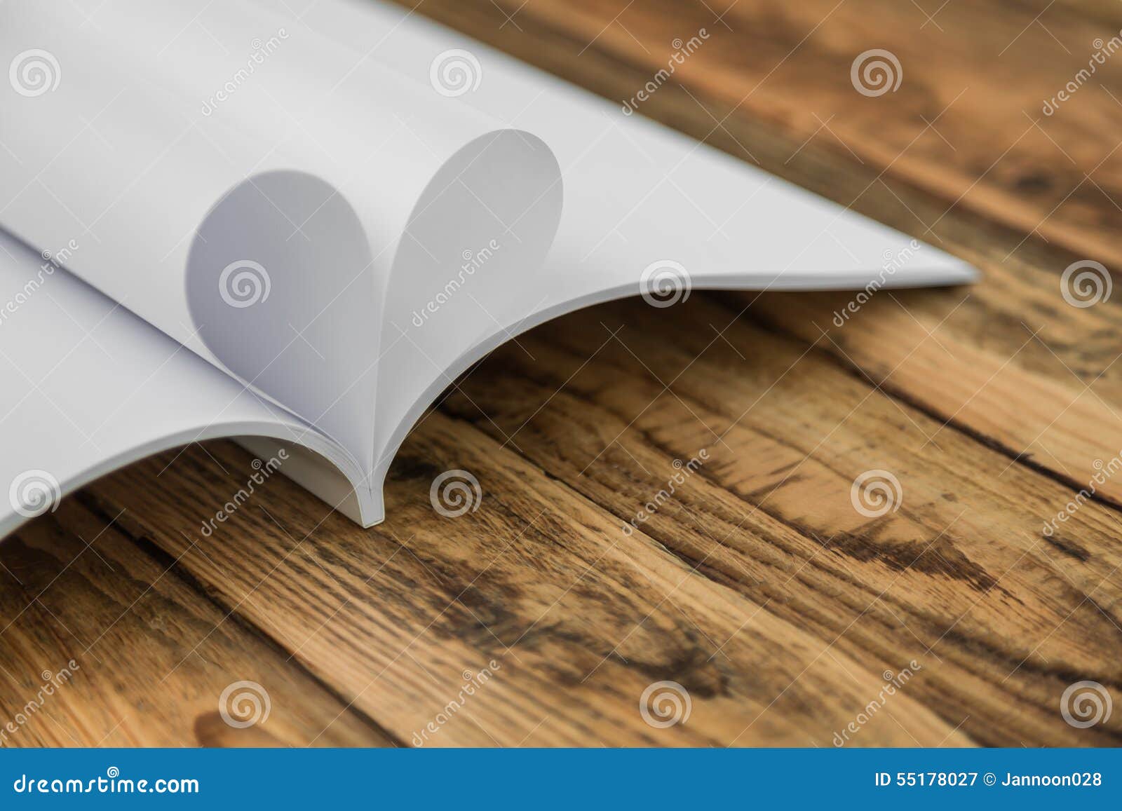 Libro Con Le Pagine Aperte Di Forma Immagine Stock - Immagine di cuore ...