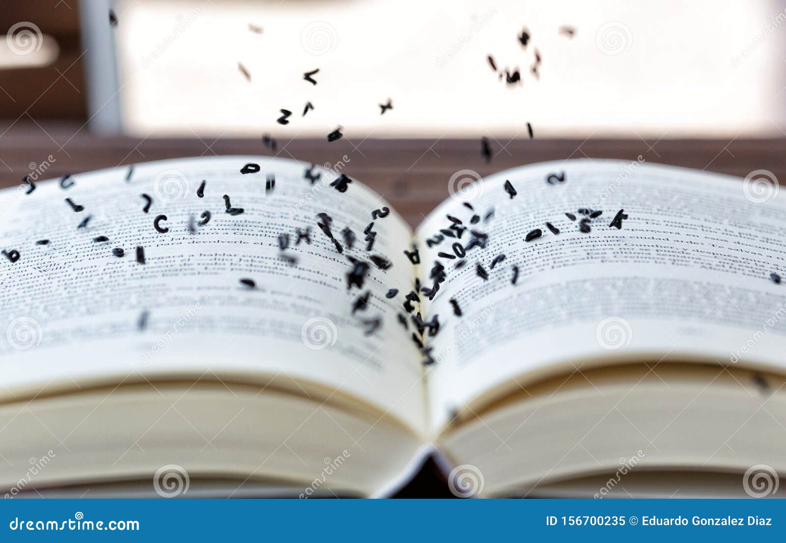 Libro con letras imagen de archivo. Imagen de bibliotecario - 156700235