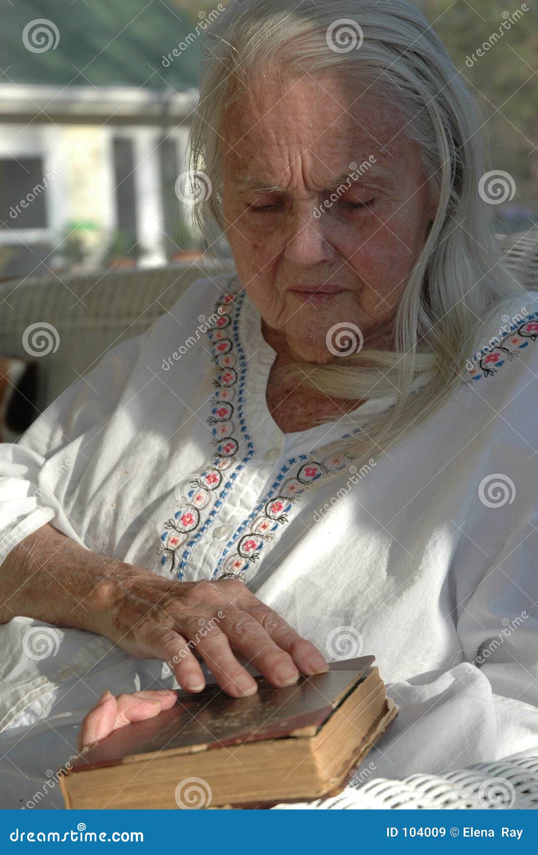 Libro de la bisabuela imagen de archivo. Imagen de vida - 104009