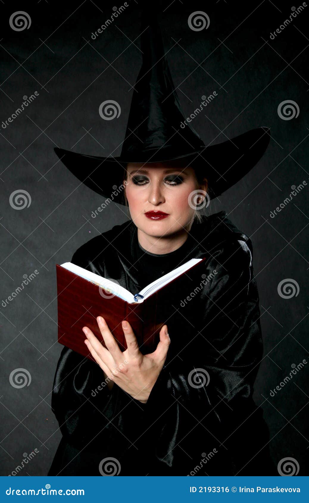 Libro de la bruja foto de archivo. Imagen de hermoso, cultista - 2193316
