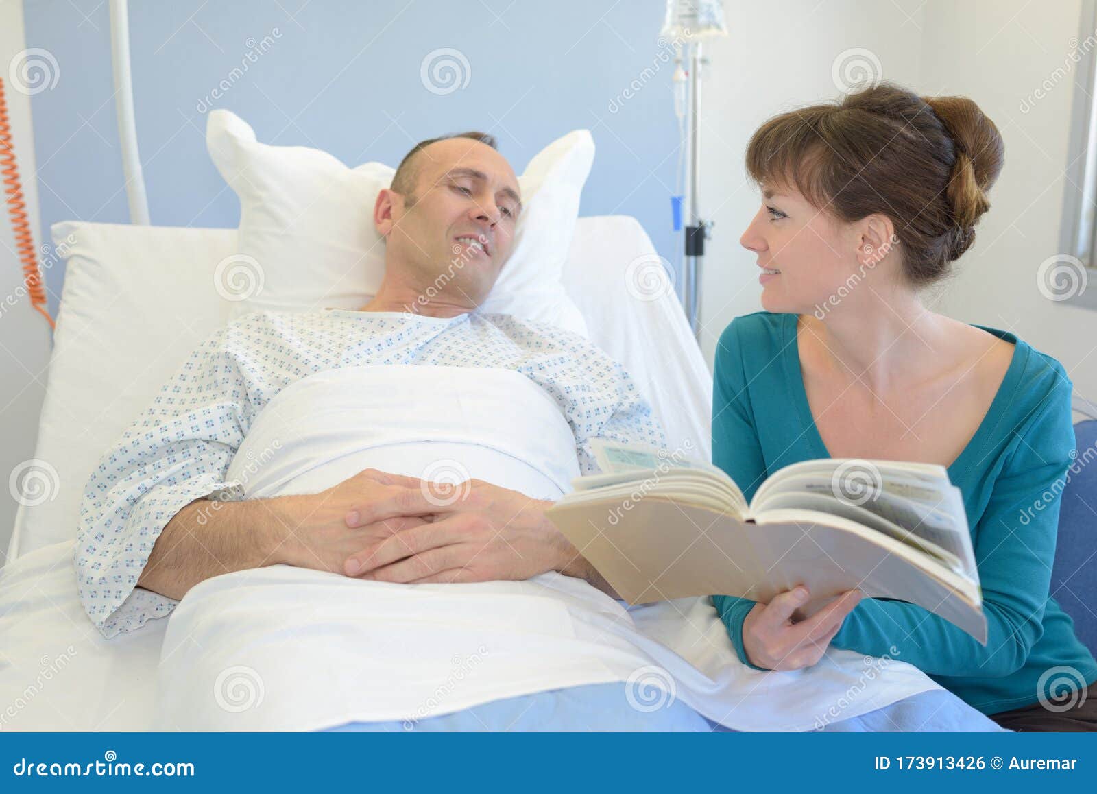 Libro De Lectura Al Paciente Foto de archivo - Imagen de salud ...