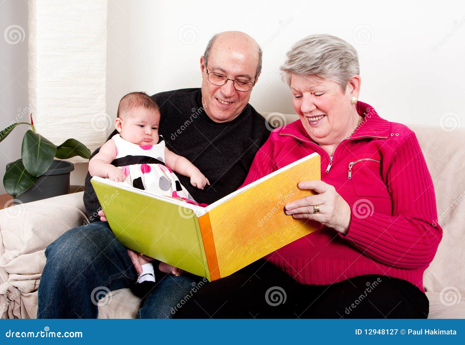 Libro De Lectura De Los Abuelos Al Bebé Imagen de archivo - Imagen de ...