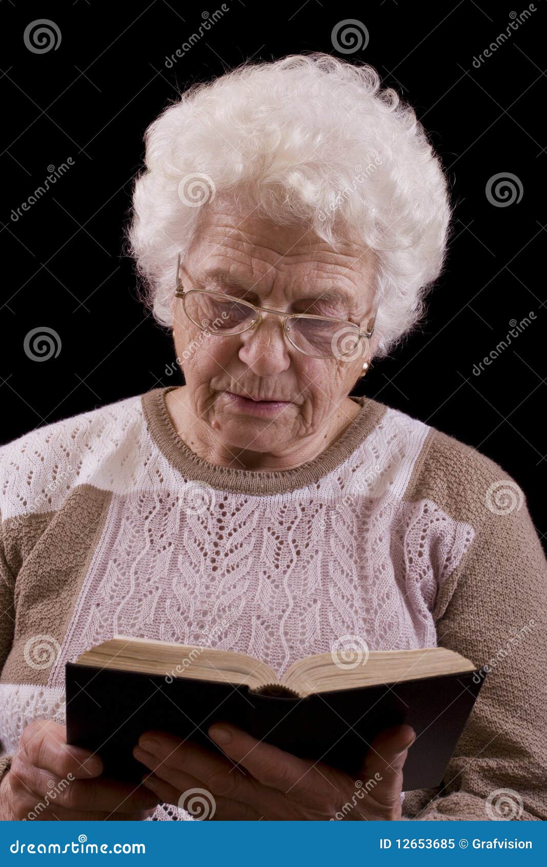 Libro De Lectura Mayor De La Mujer Imagen de archivo - Imagen de libro ...