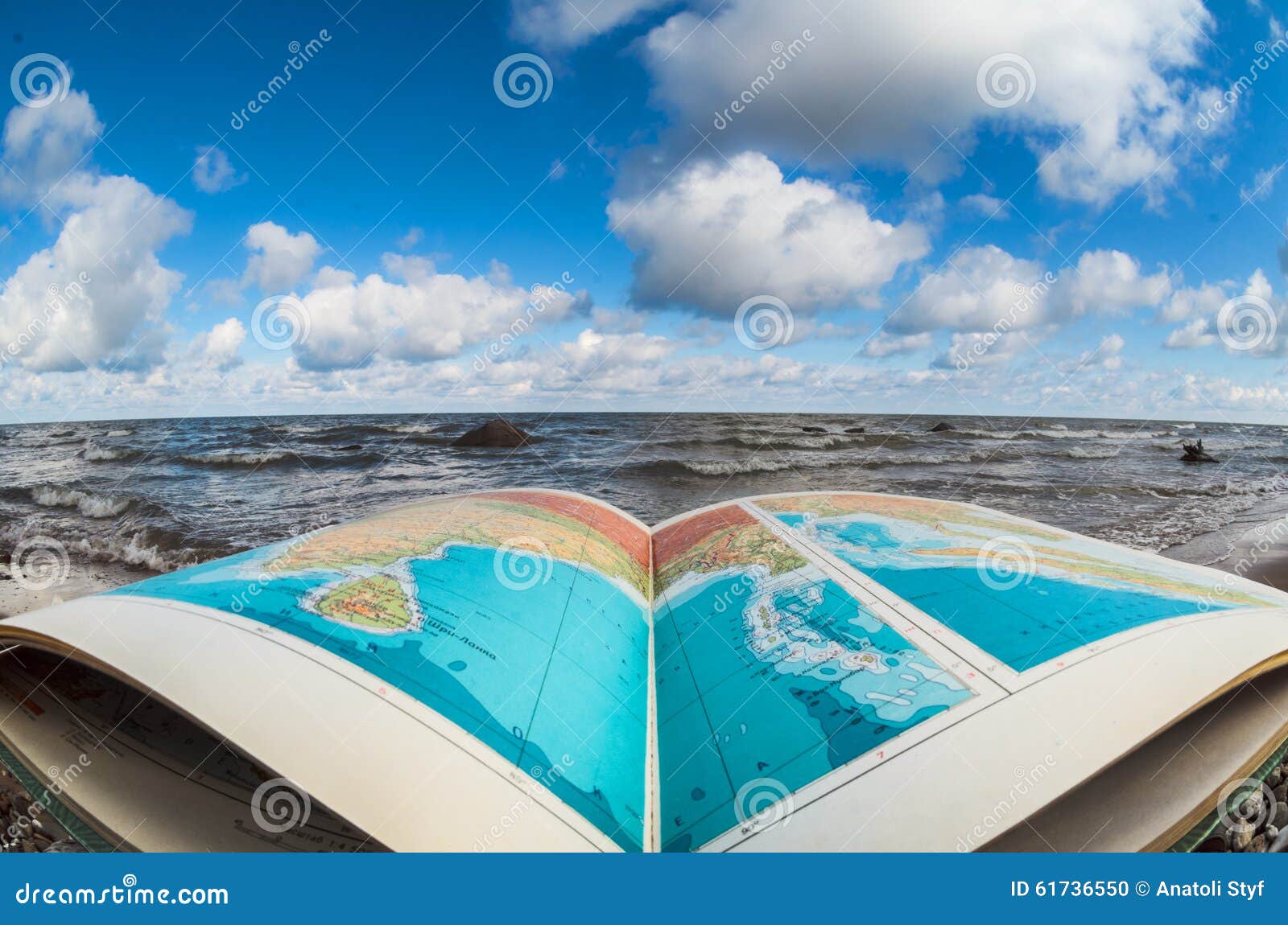 Libro Del Atlas En La Costa Foto de archivo - Imagen de atlas, viaje ...