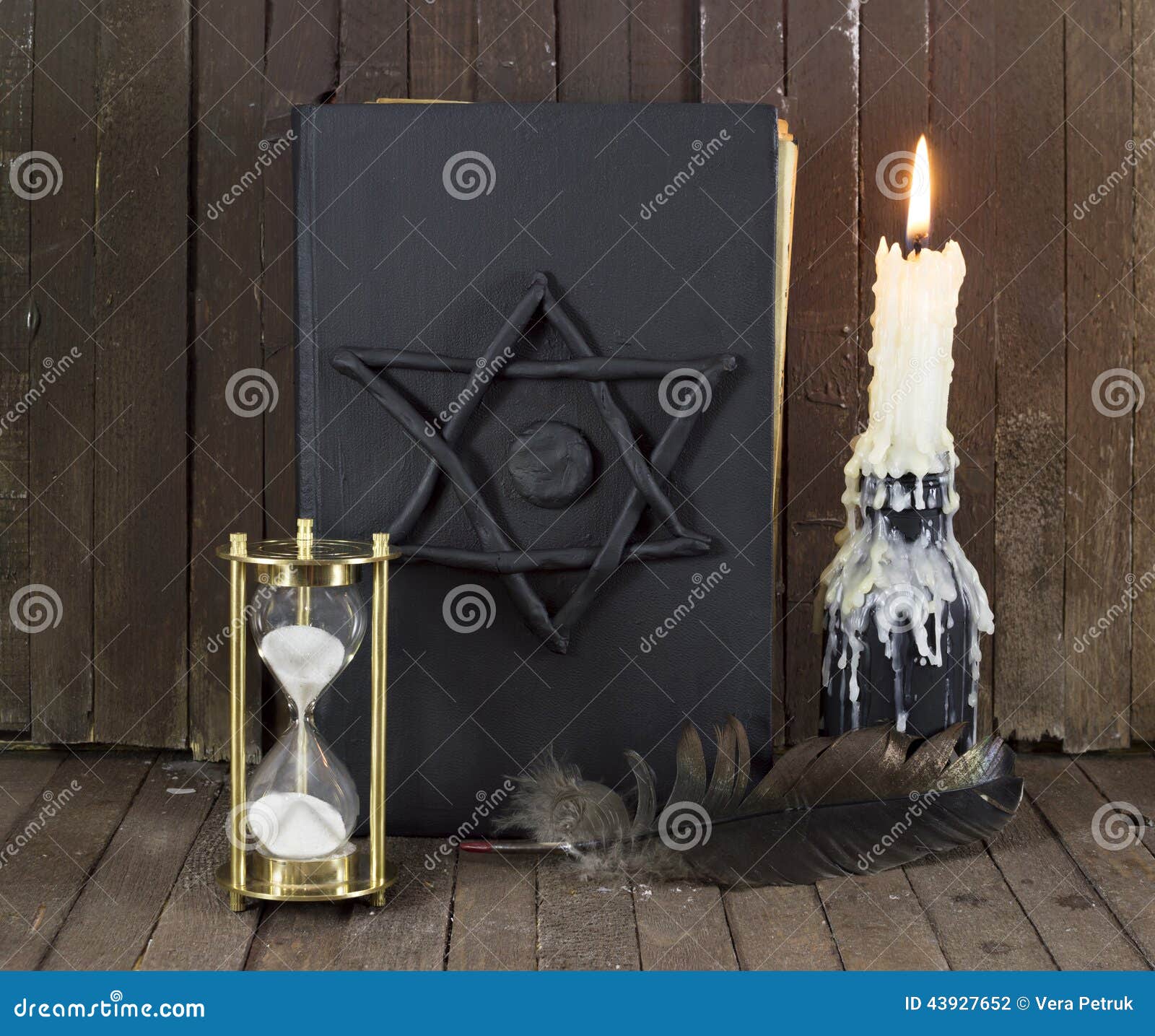 Libro di magia nera fotografia stock. Immagine di halloween - 43927652