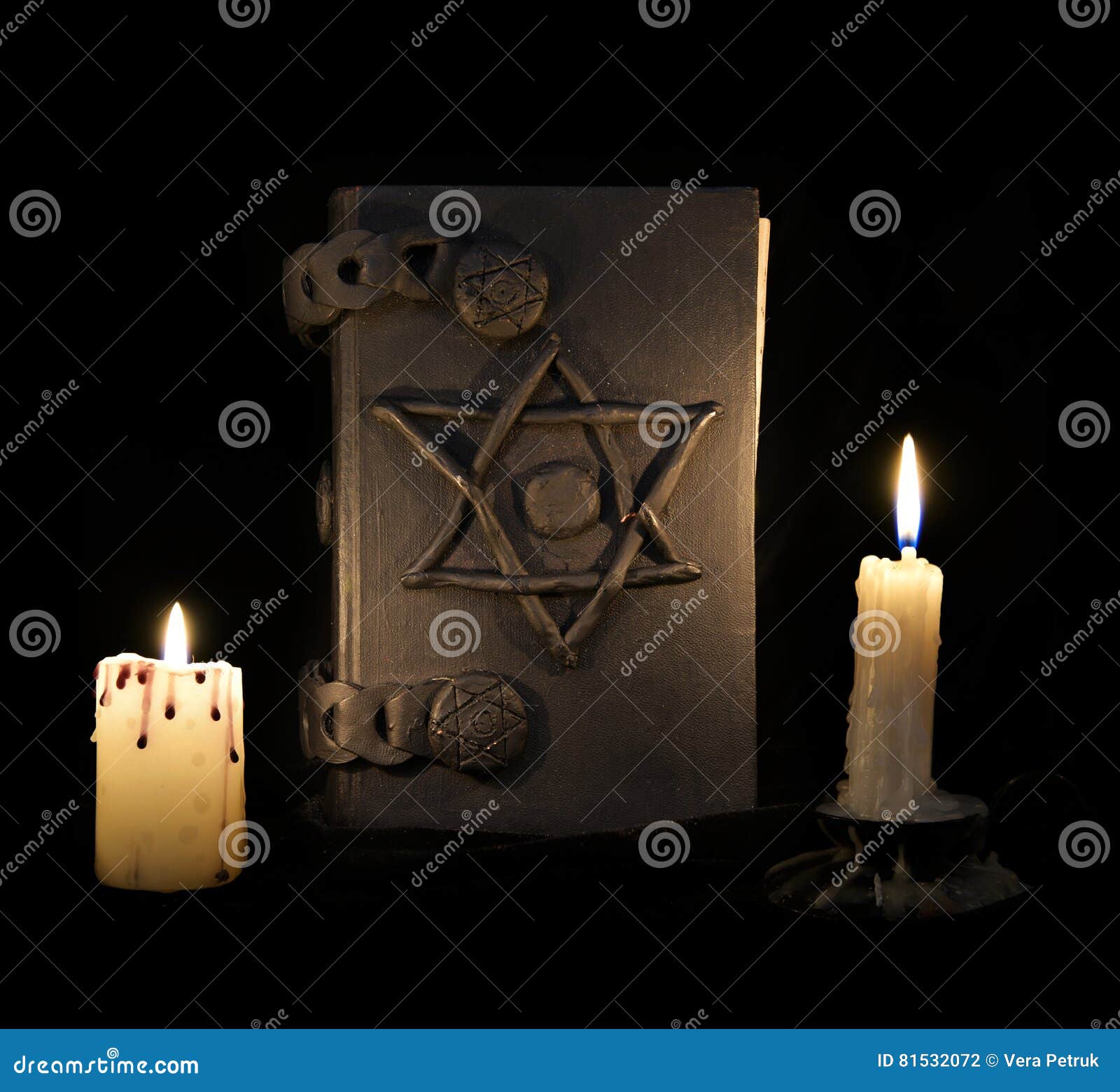 Libro Di Magia Nera Con Il Pentagramma Nell'oscurità Fotografia Stock ...