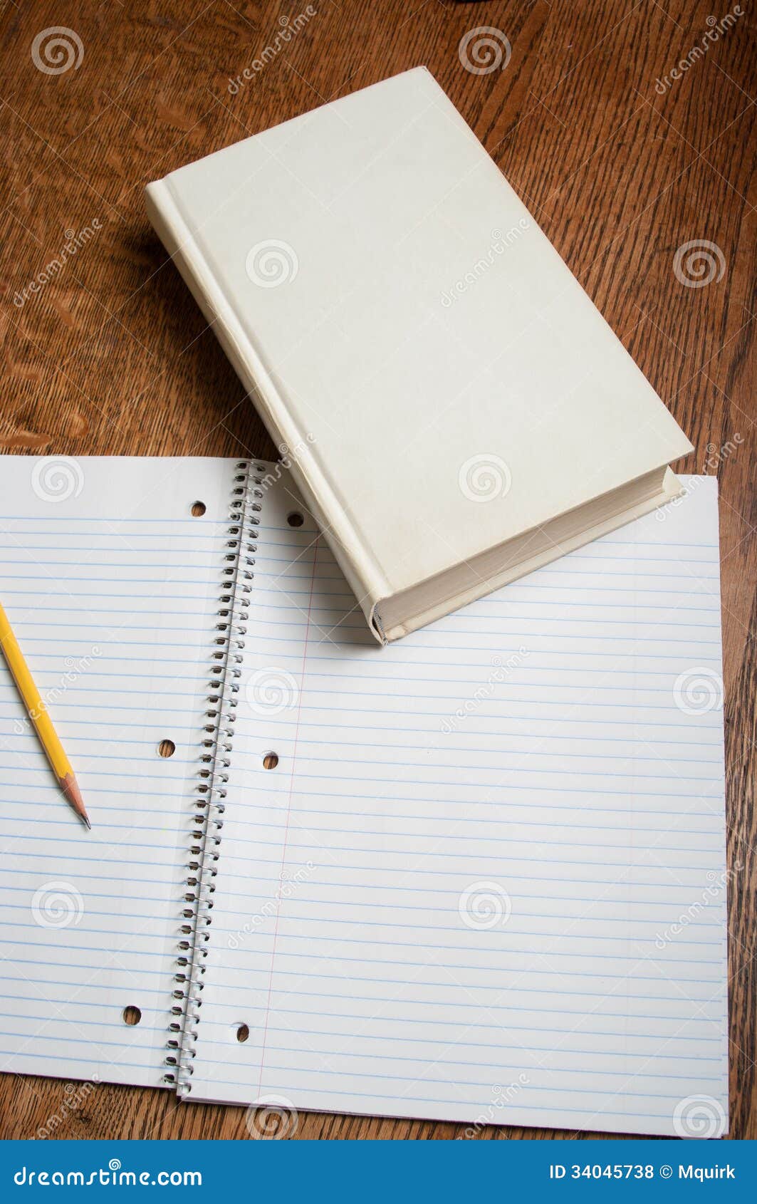 Libro Di Testo in Bianco Con La Carta Da Lettere Fotografia Stock ...