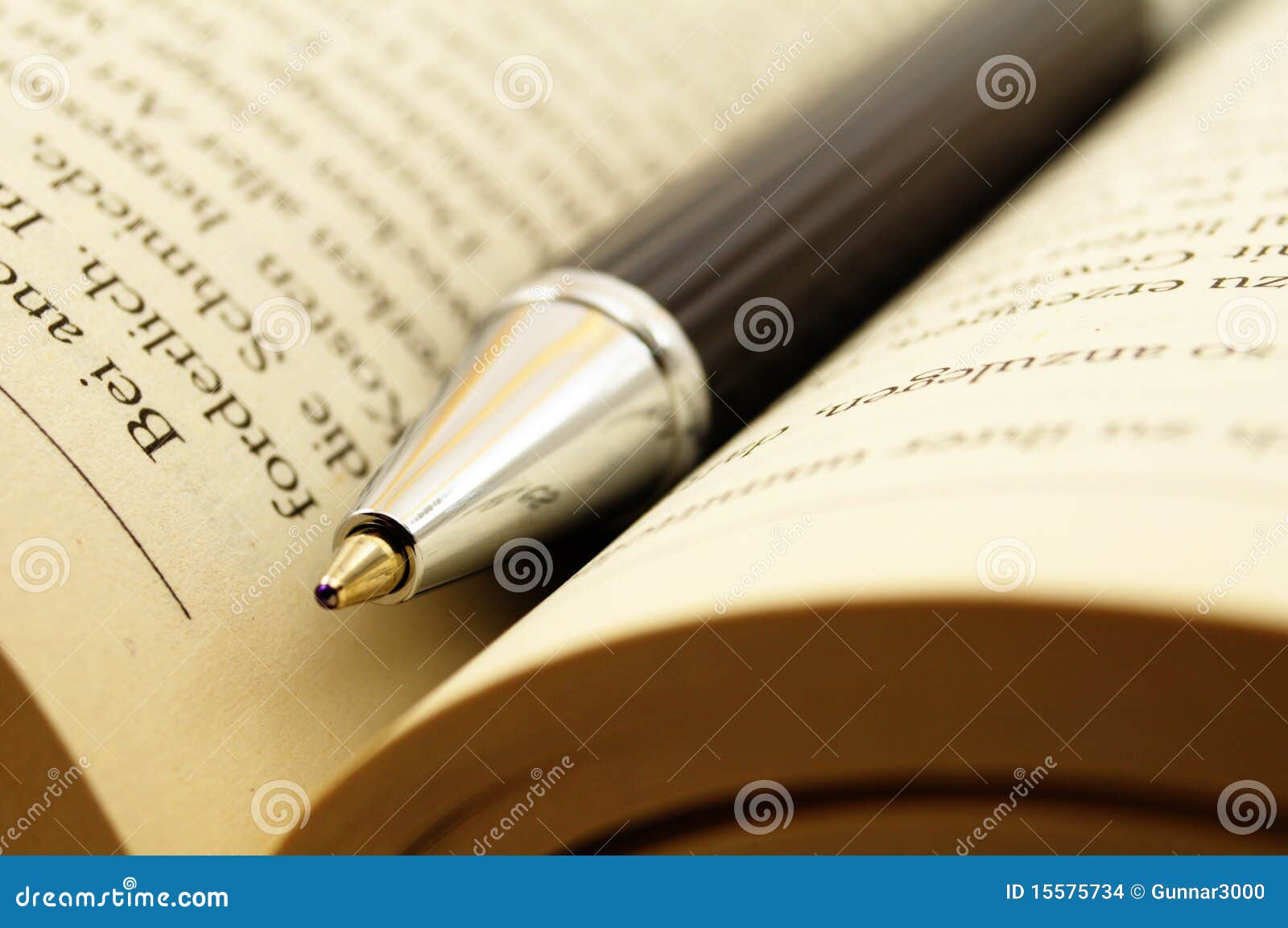 Libro e penna fotografia stock. Immagine di università - 15575734