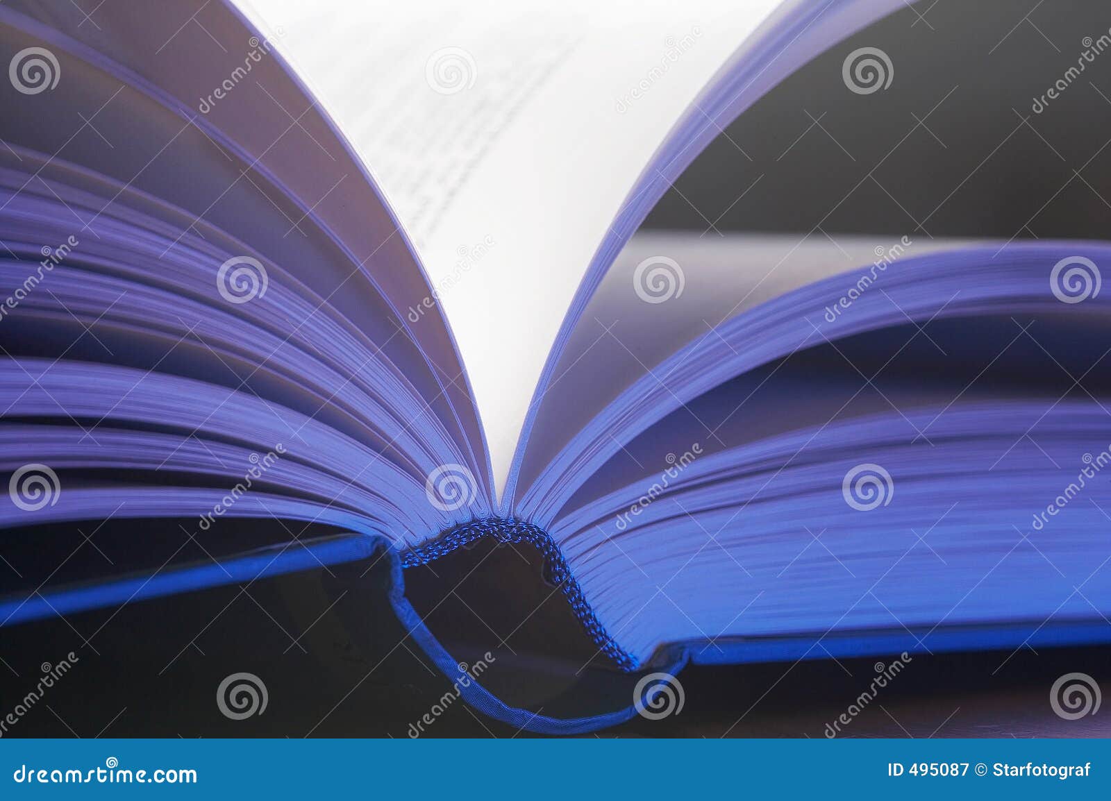 Libro echado imagen de archivo. Imagen de escuela, biblioteca - 495087