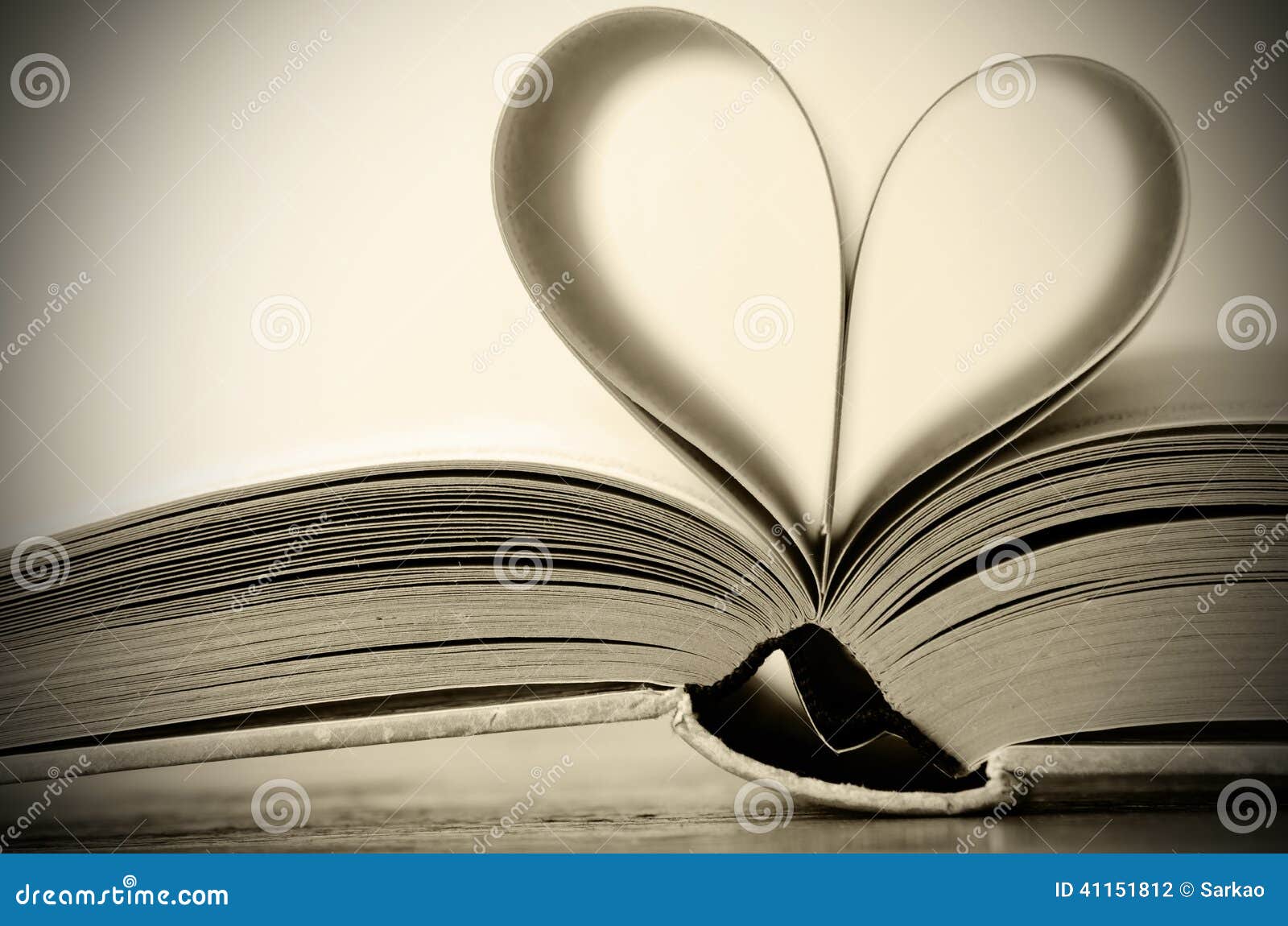 Libro en forma de corazón foto de archivo. Imagen de concepto - 41151812