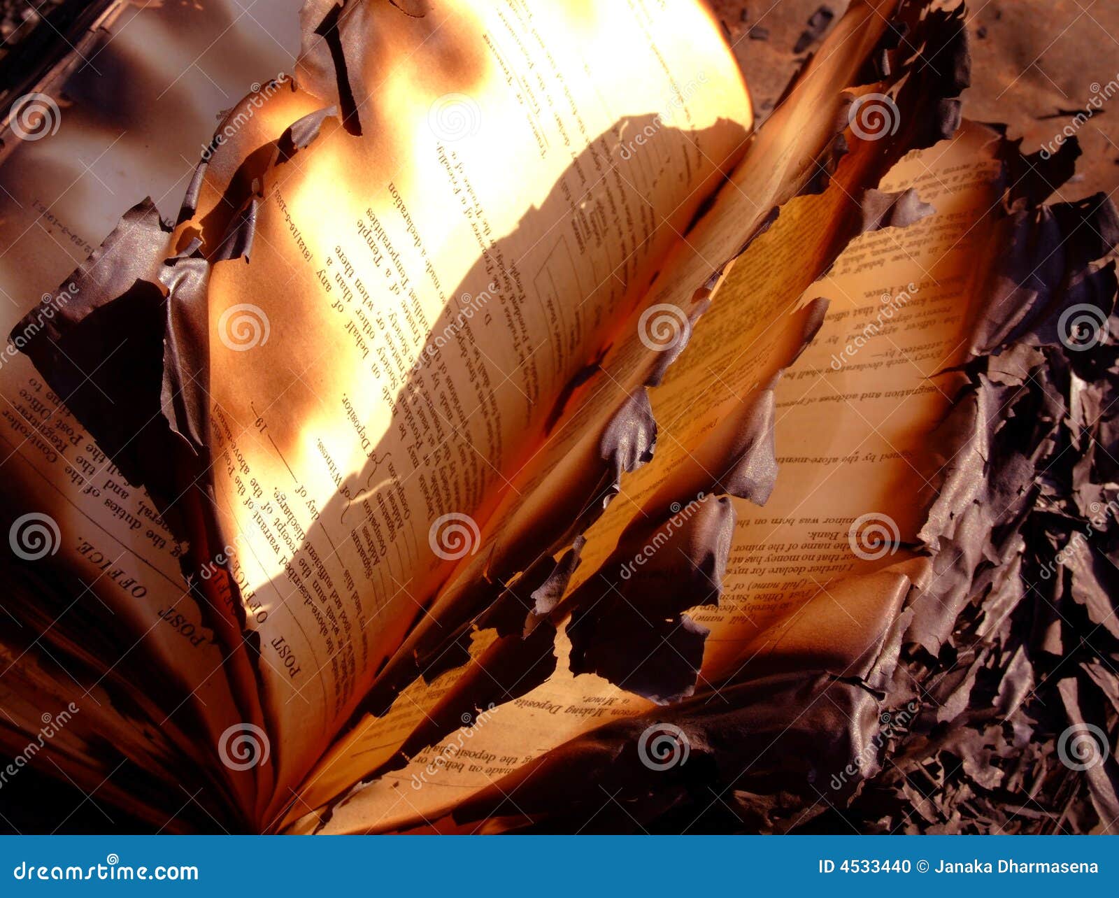 Libro quemado foto de archivo. Imagen de fuego, quemado - 4533440