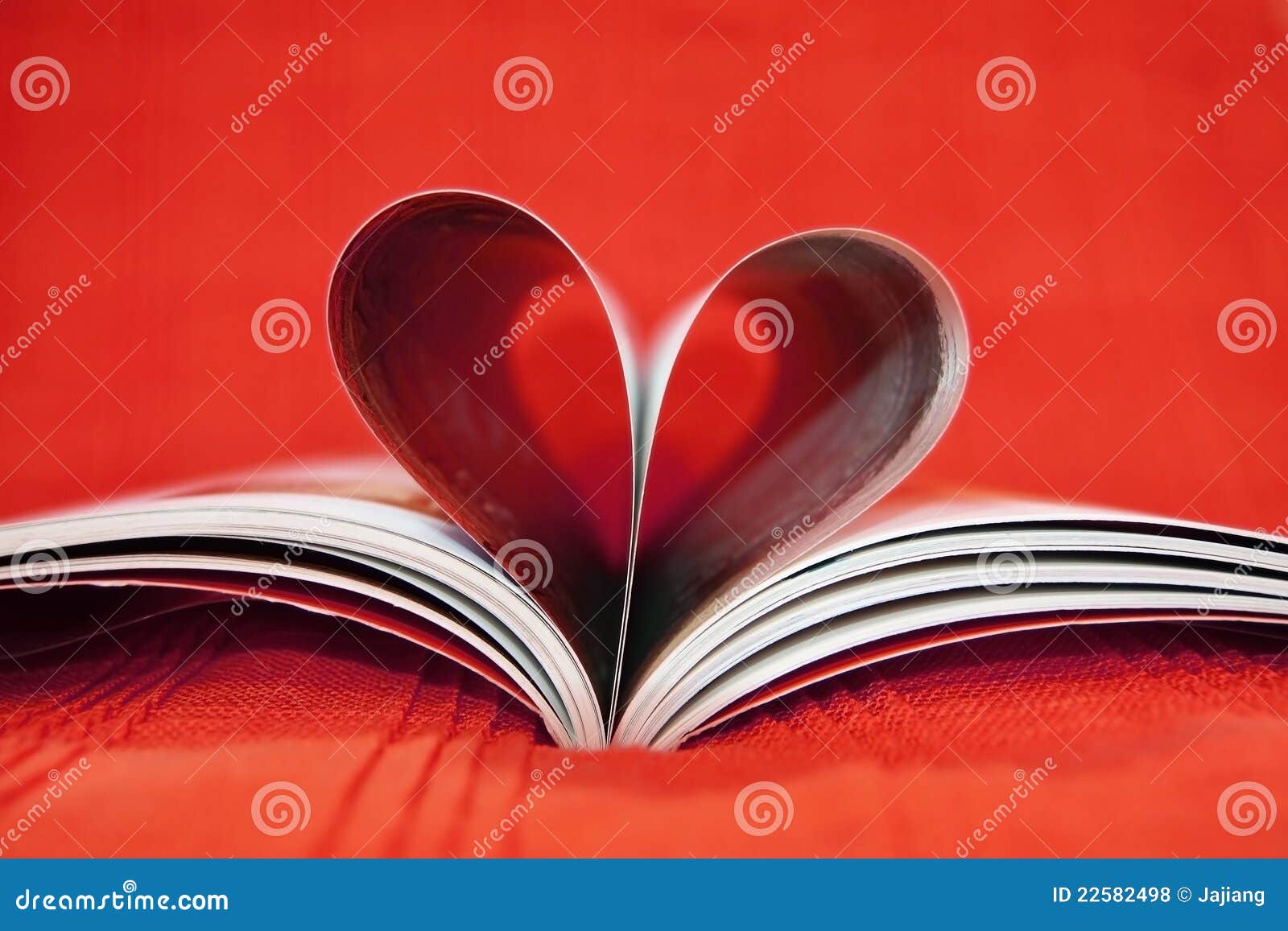 Libro rojo del corazón foto de archivo. Imagen de lazo - 22582498