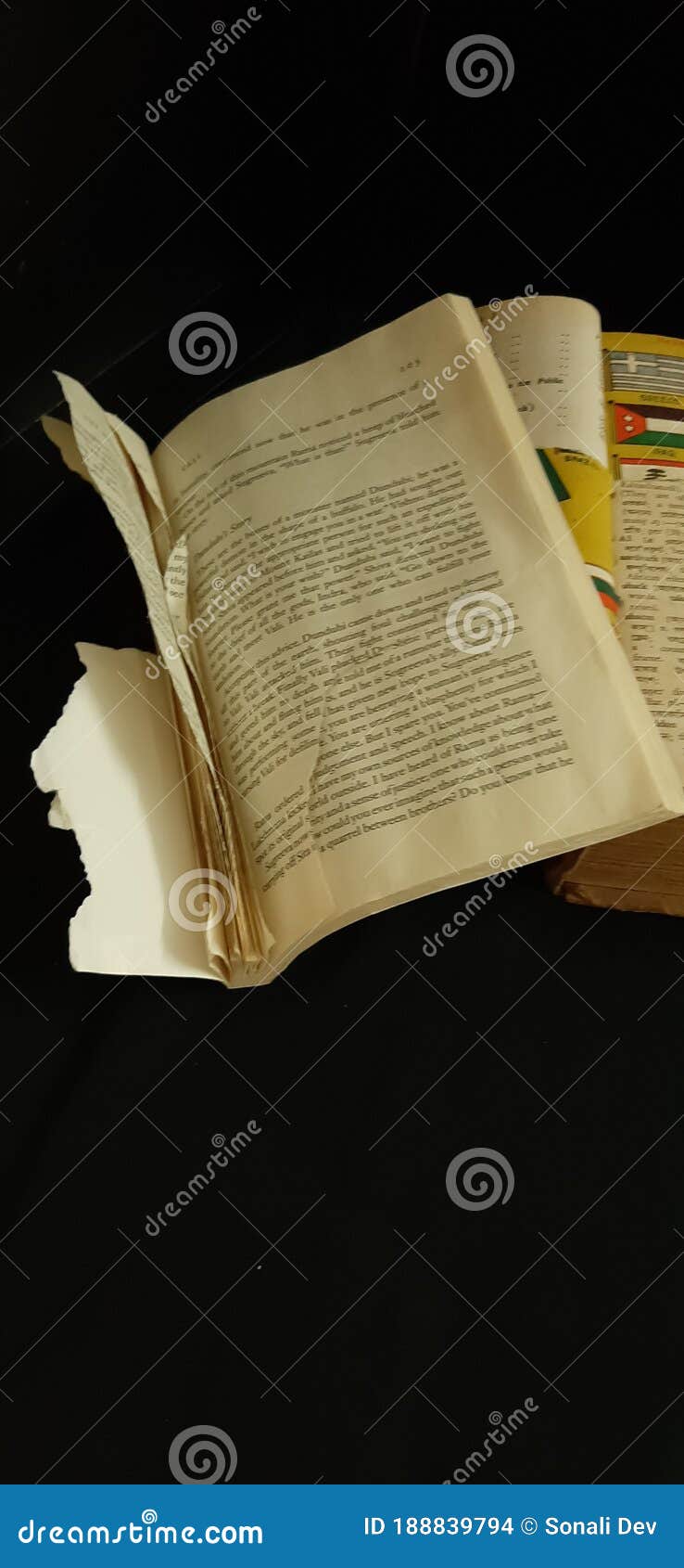 Libro Roto Sobre Fondo Negro . Imagen de archivo editorial - Imagen de ...