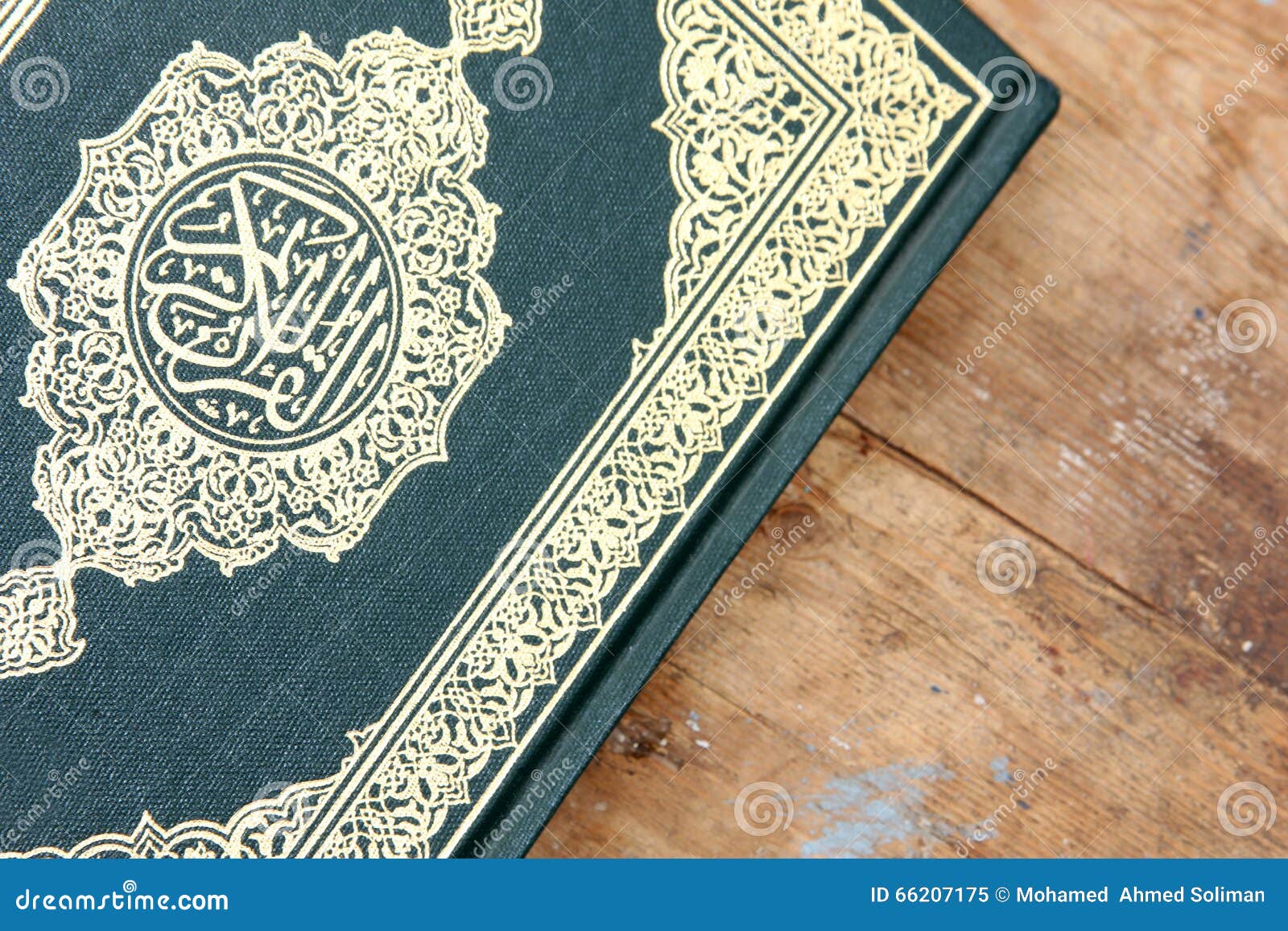 Libro sacro del Corano immagine stock. Immagine di religione - 66207175