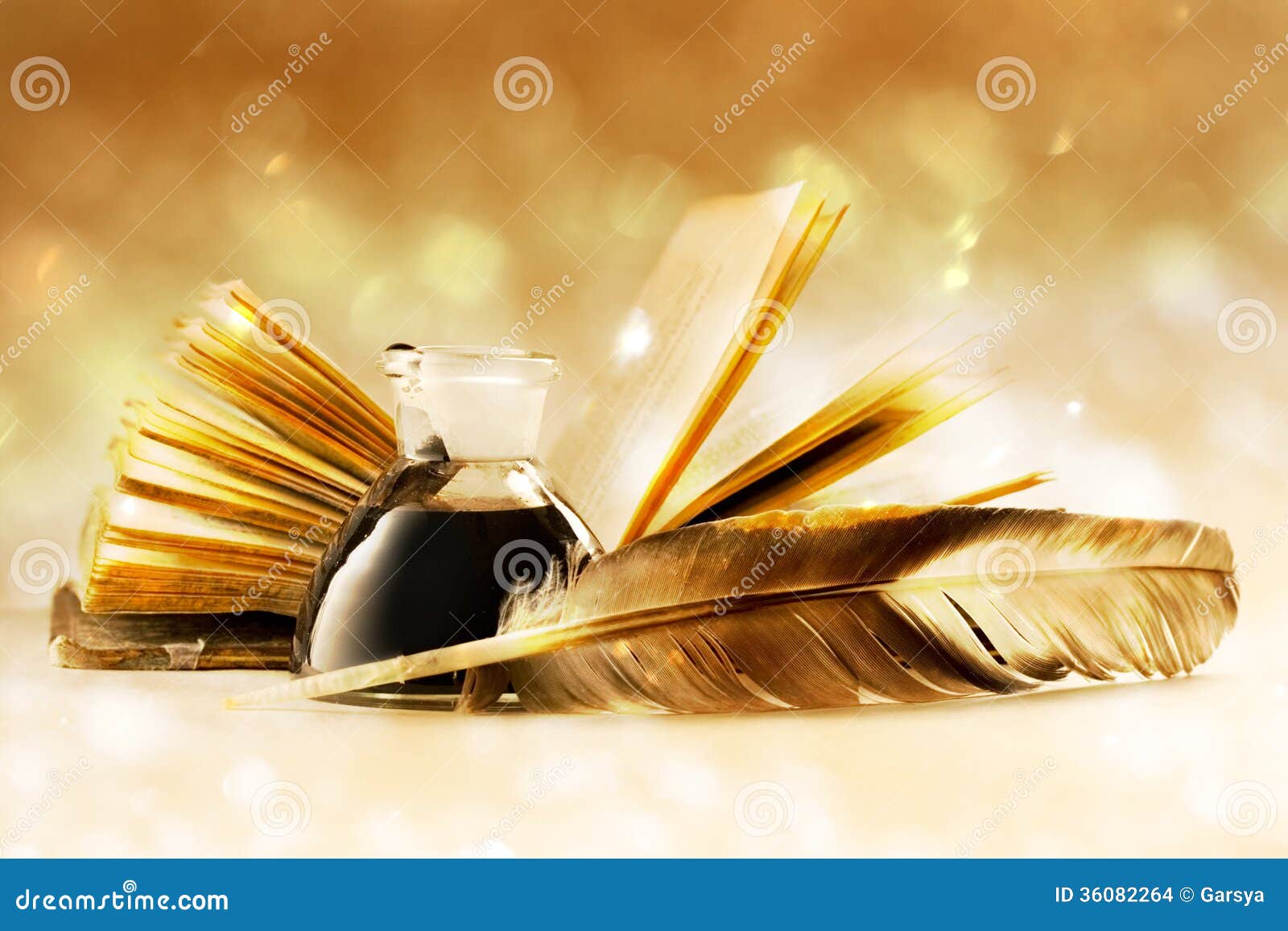 Libro viejo con la pluma foto de archivo. Imagen de tintero - 36082264