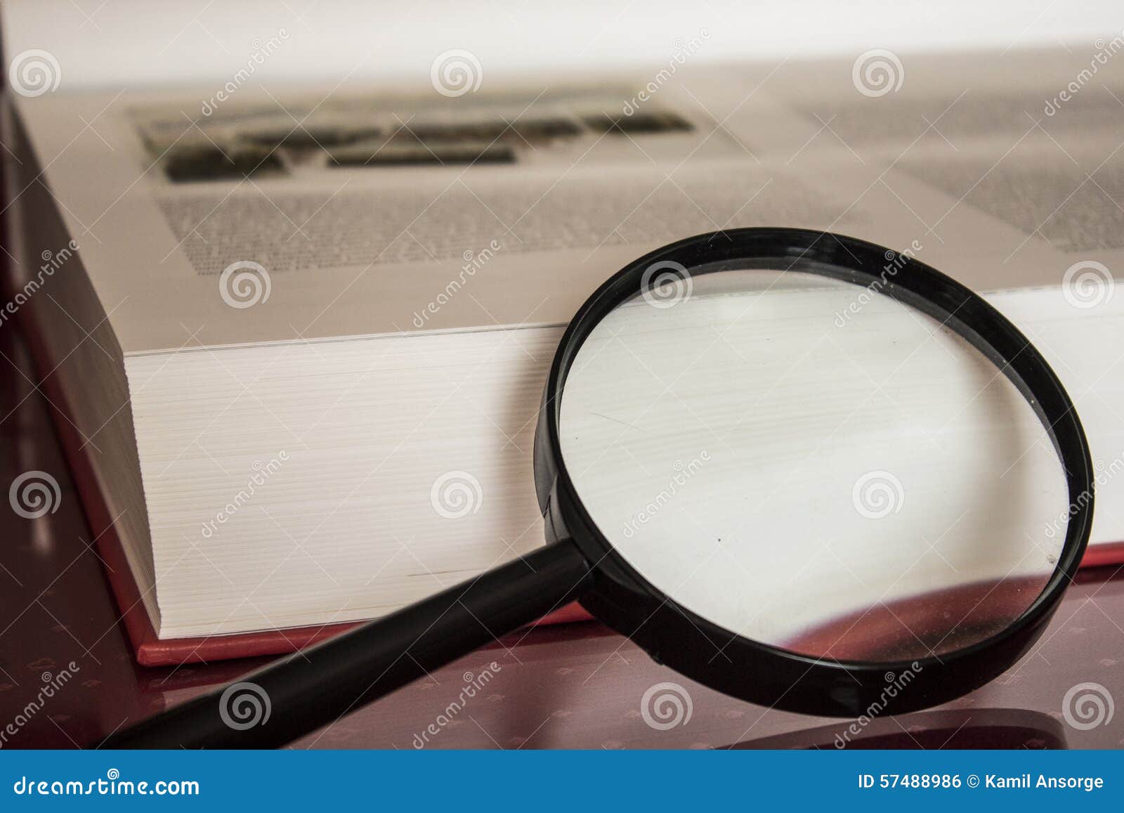 Libro y lupa foto de archivo. Imagen de cuadros, libros - 57488986