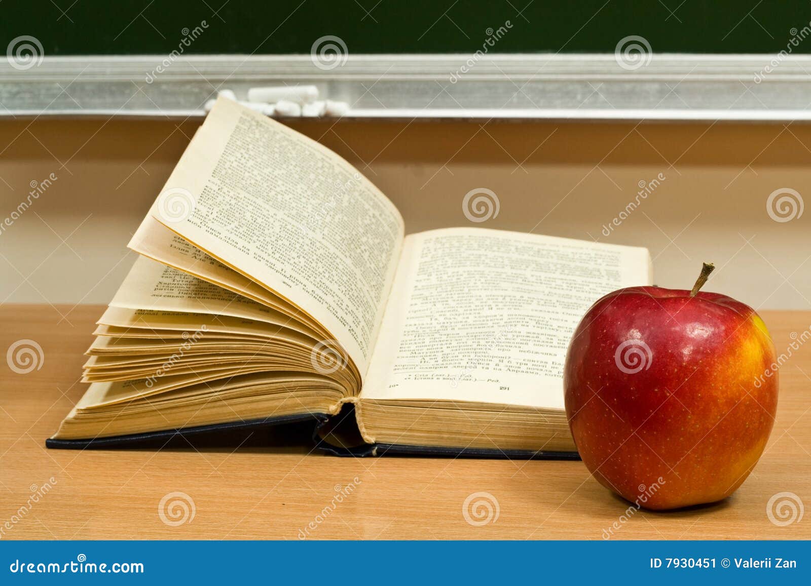 Libro y manzana roja imagen de archivo. Imagen de tiza - 7930451