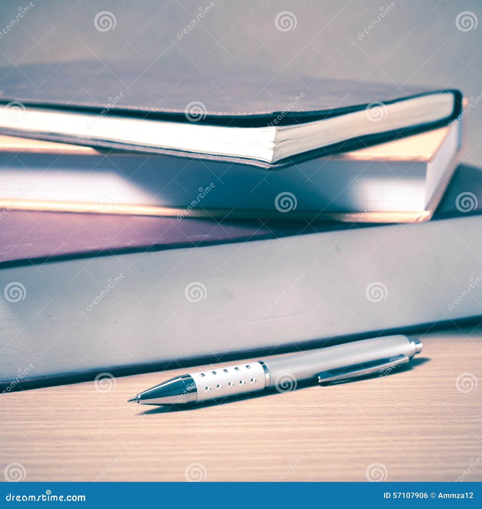 Libro y pluma foto de archivo. Imagen de fondo, papel - 57107906