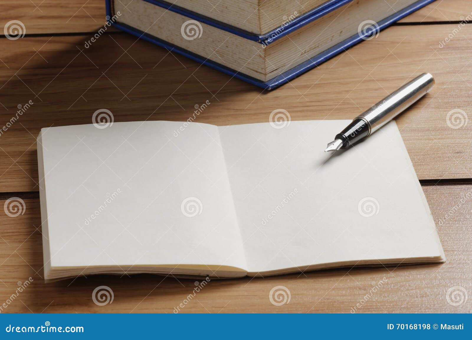 Libro y pluma foto de archivo. Imagen de cuaderno, nota - 70168198