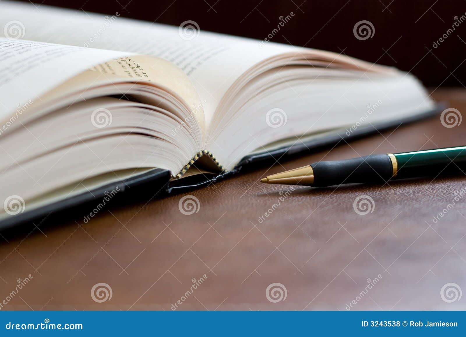 Libro y pluma de Hardcover foto de archivo. Imagen de lectura - 3243538