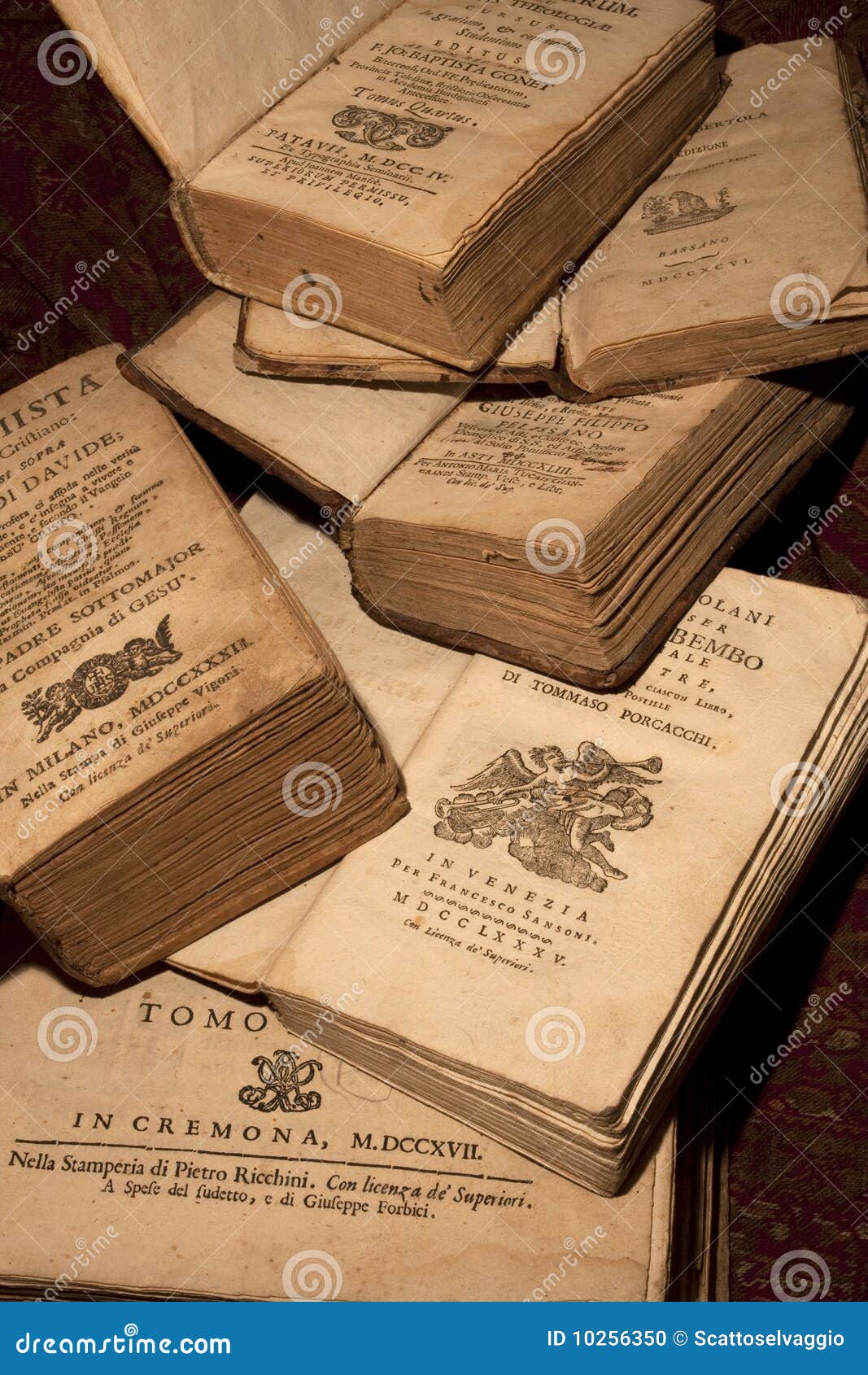 Libros Antiguos Del Siglo XVIII Foto de archivo - Imagen de impreso ...