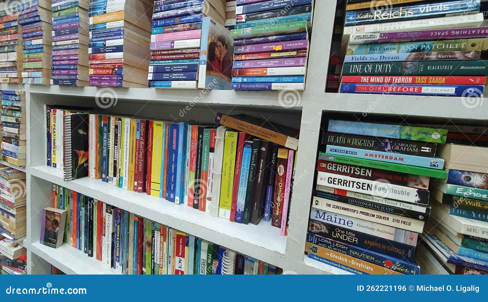 Libros Antiguos Y Usados a La Venta Foto editorial - Imagen de viejo ...