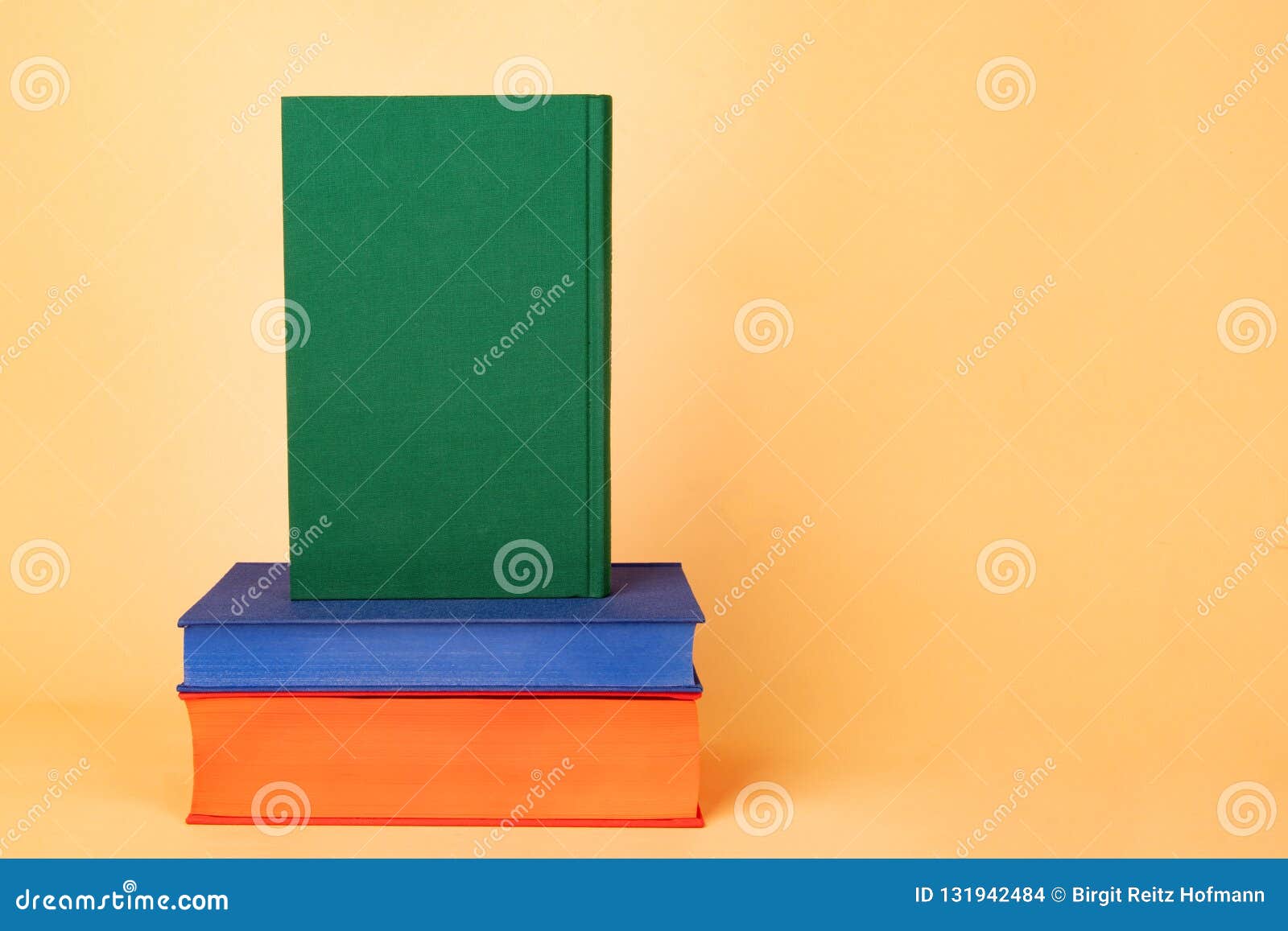 Libros coloridos foto de archivo. Imagen de cubierta - 131942484