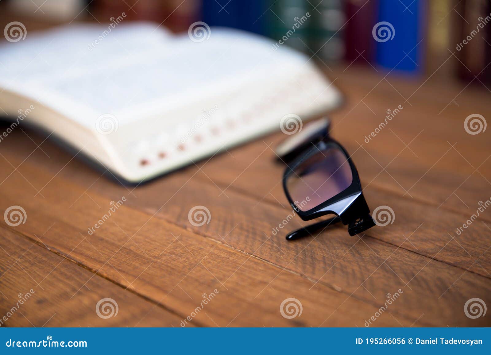 Libros con gafas foto de archivo. Imagen de negocios - 195266056