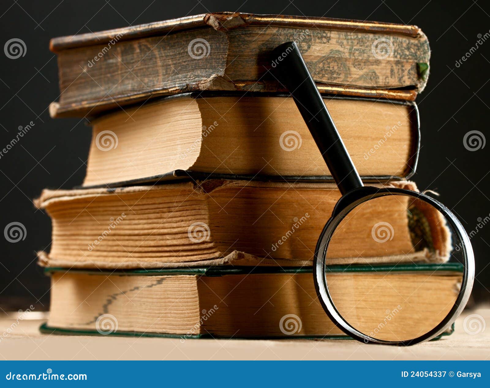 Libros con la lupa imagen de archivo. Imagen de polvoriento - 24054337