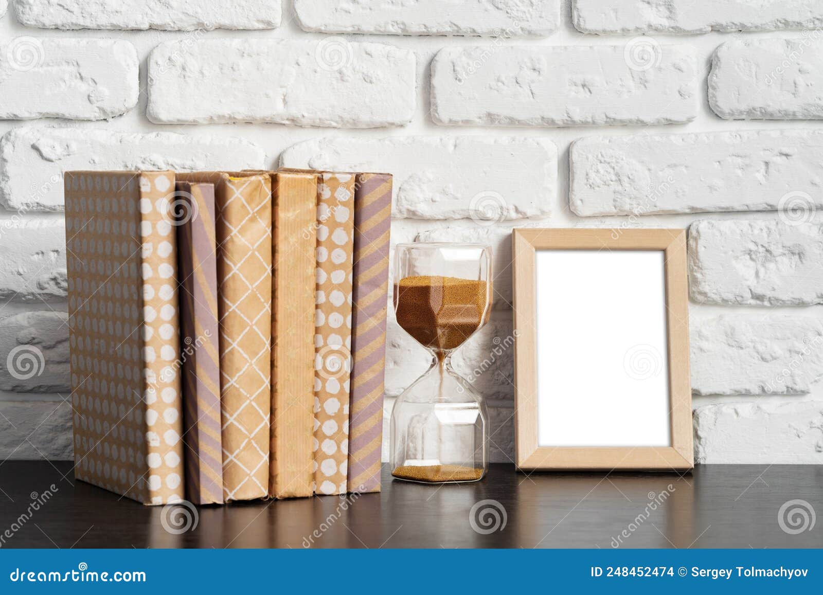 Libros Con Marco De Imagen Sobre Mesa De Madera Foto de archivo ...