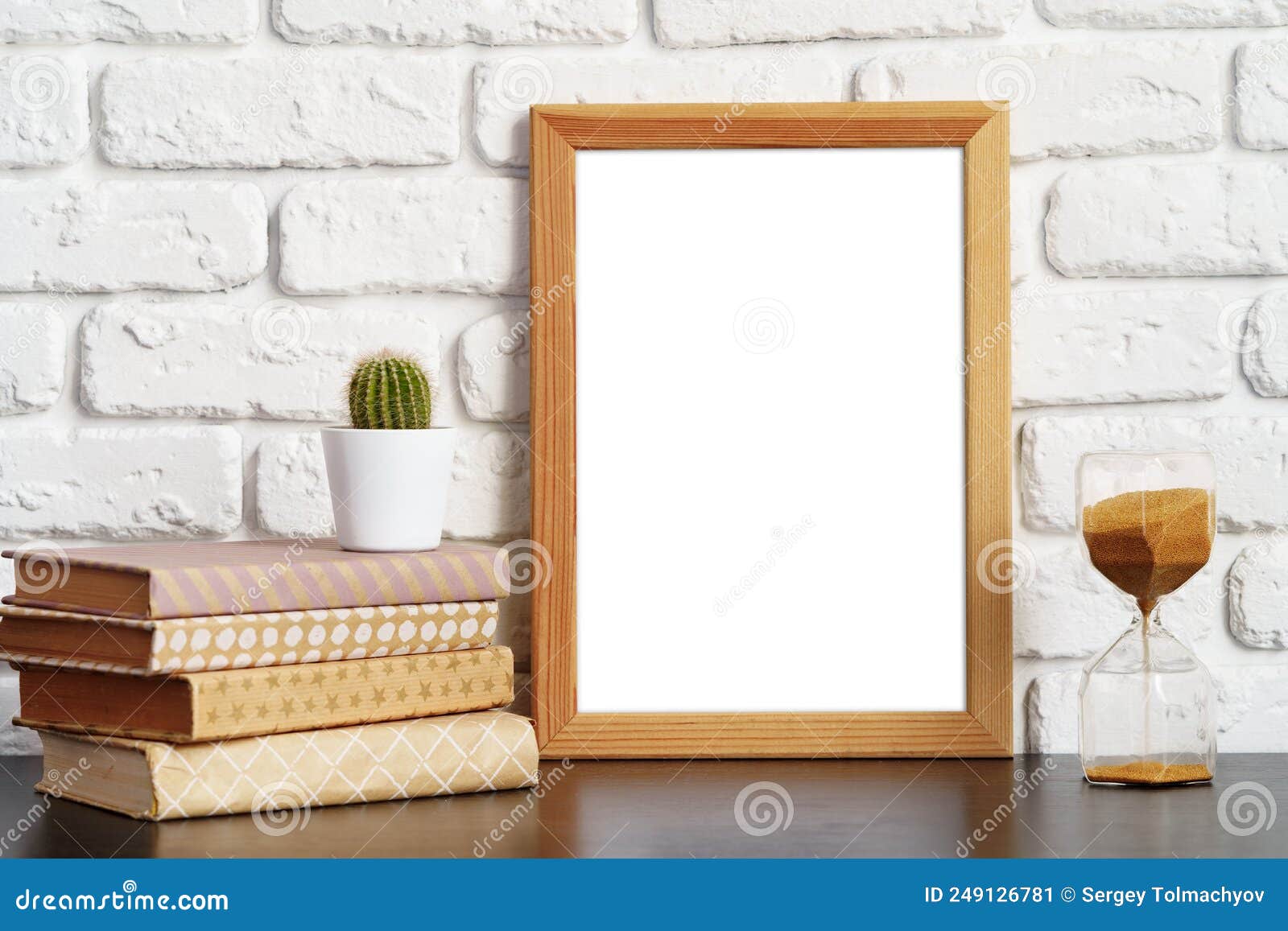 Libros Con Marco De Imagen Sobre Mesa De Madera Imagen de archivo ...