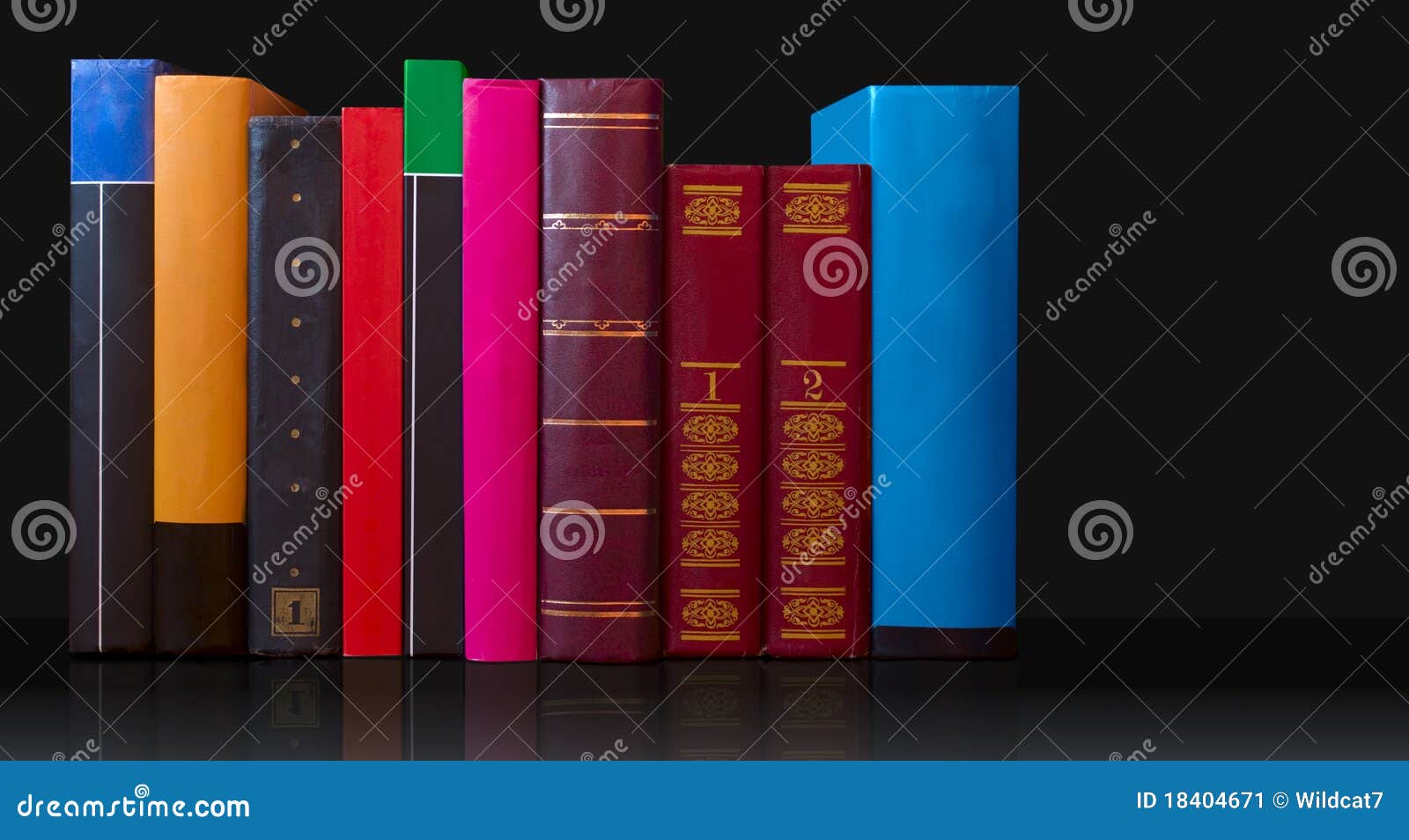 Libros del color imagen de archivo. Imagen de estante - 18404671