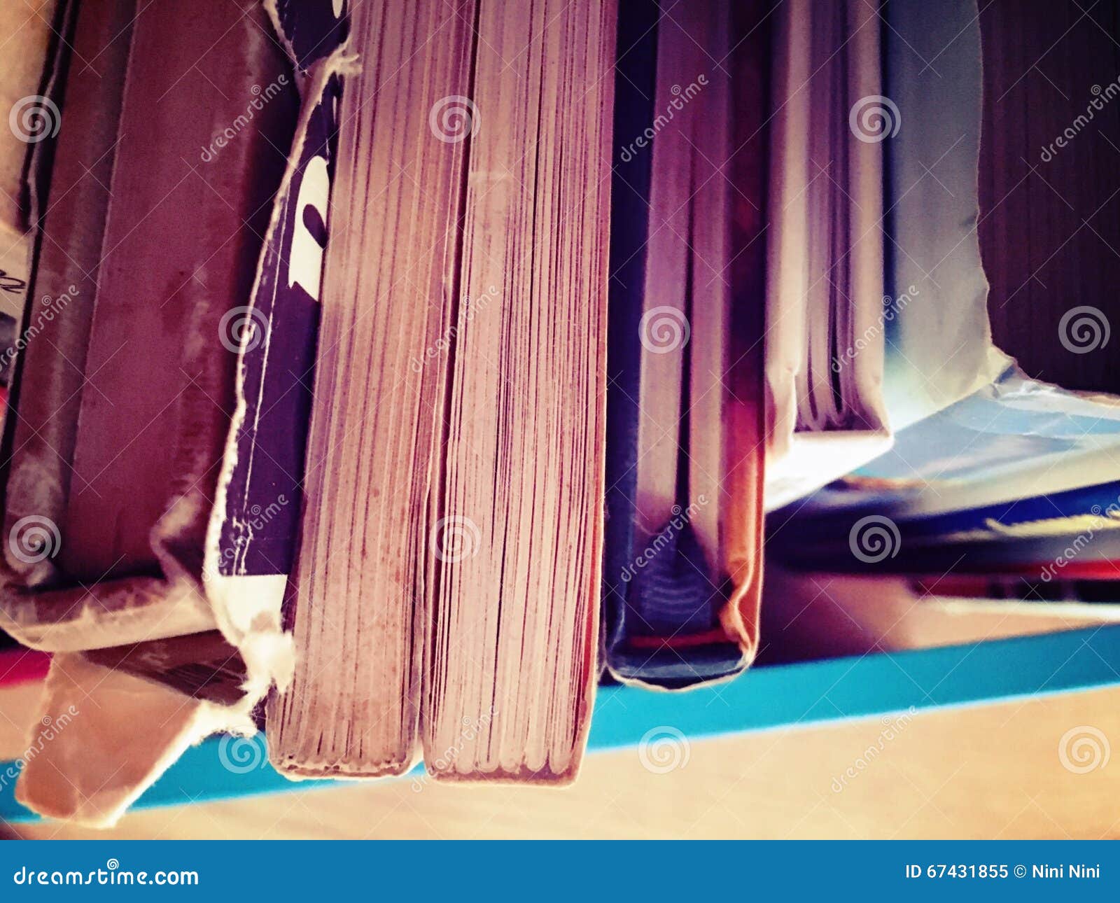 Libros Desde Arriba Fotos De Stock - Descarga 489 Fotos Libres de Derechos