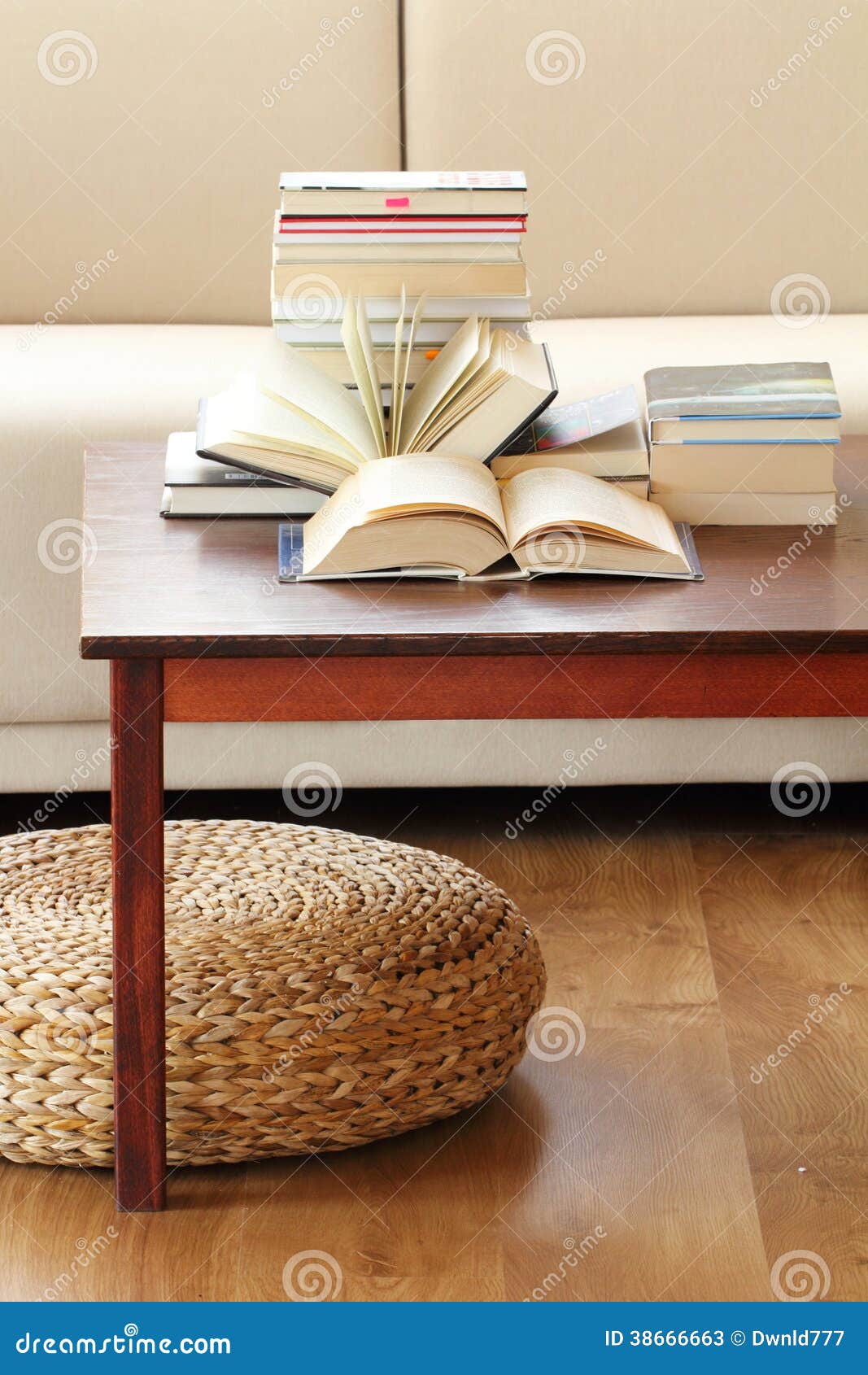 Libros En La Mesa De Centro Imagen de archivo - Imagen de hardcover ...