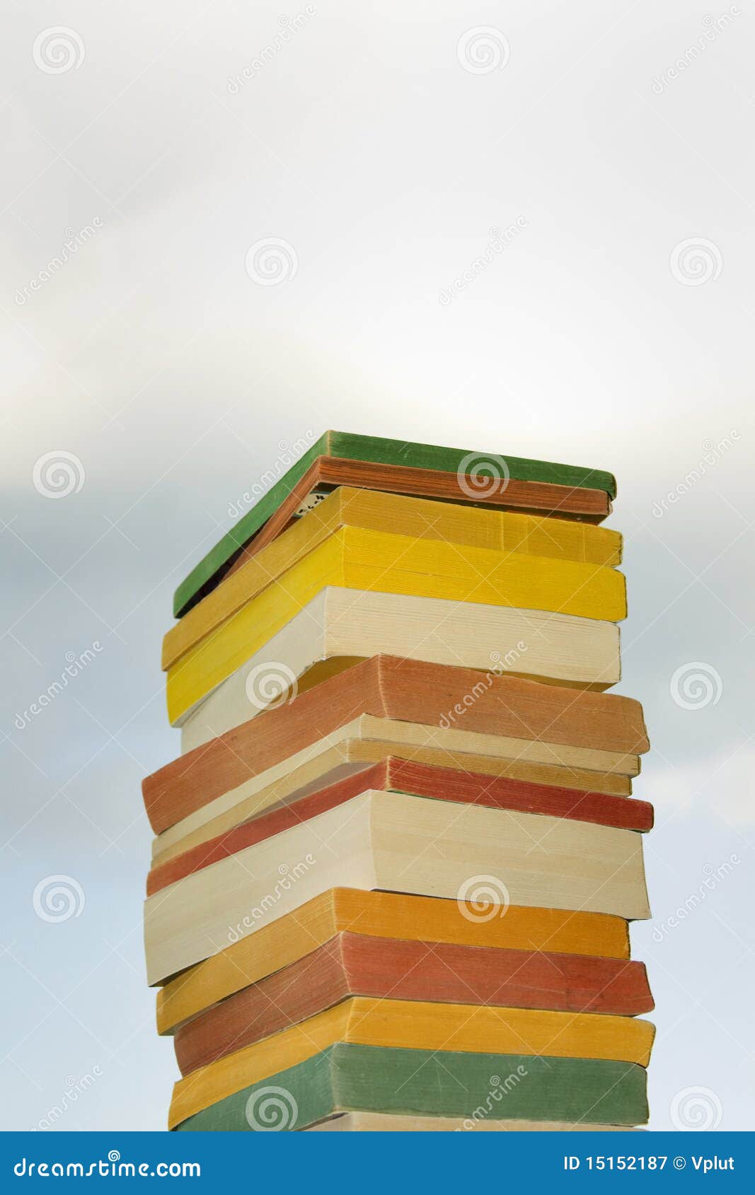 Libros en rústica viejos imagen de archivo. Imagen de nubes - 15152187